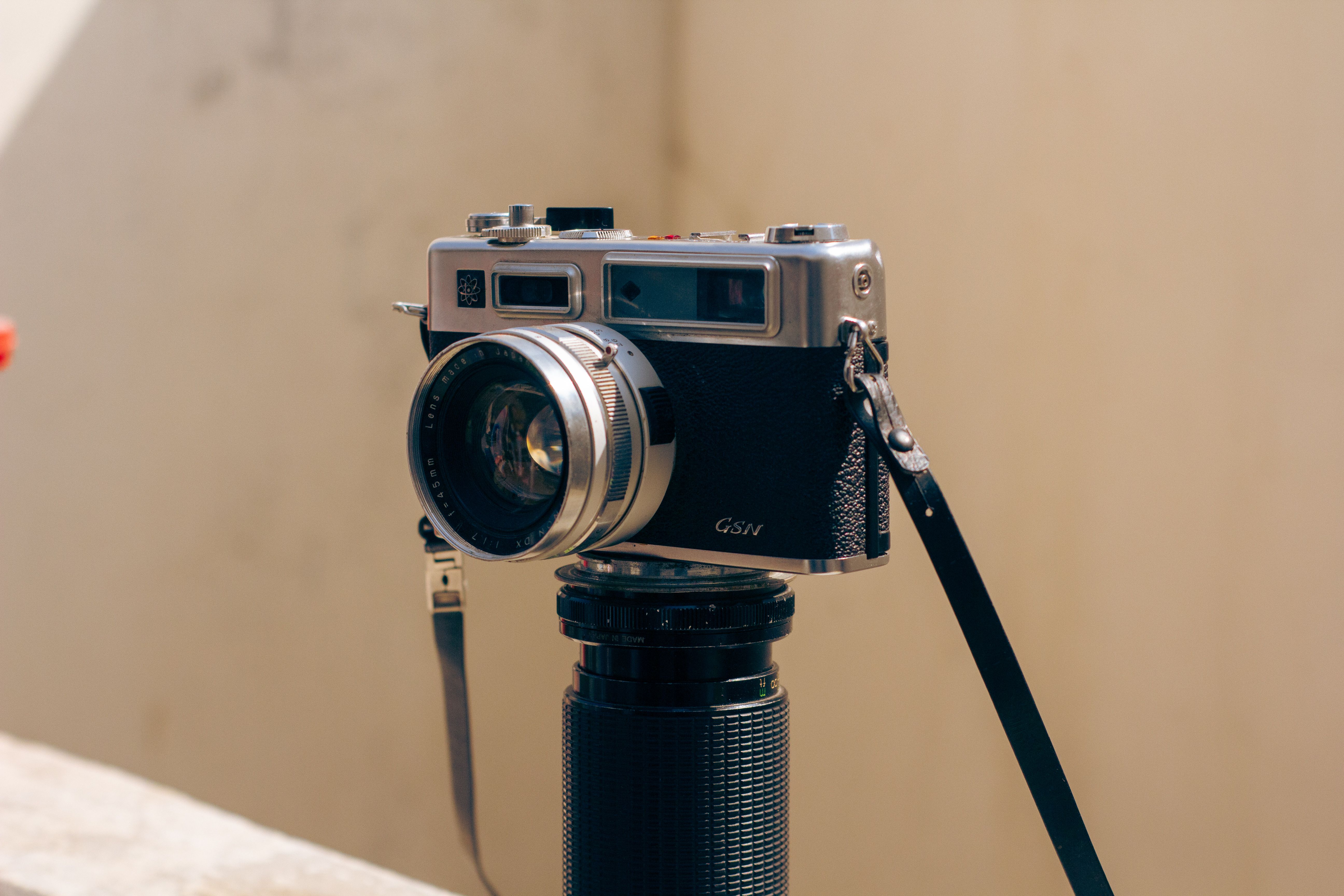 Camera on Lens · Free Stock Photo