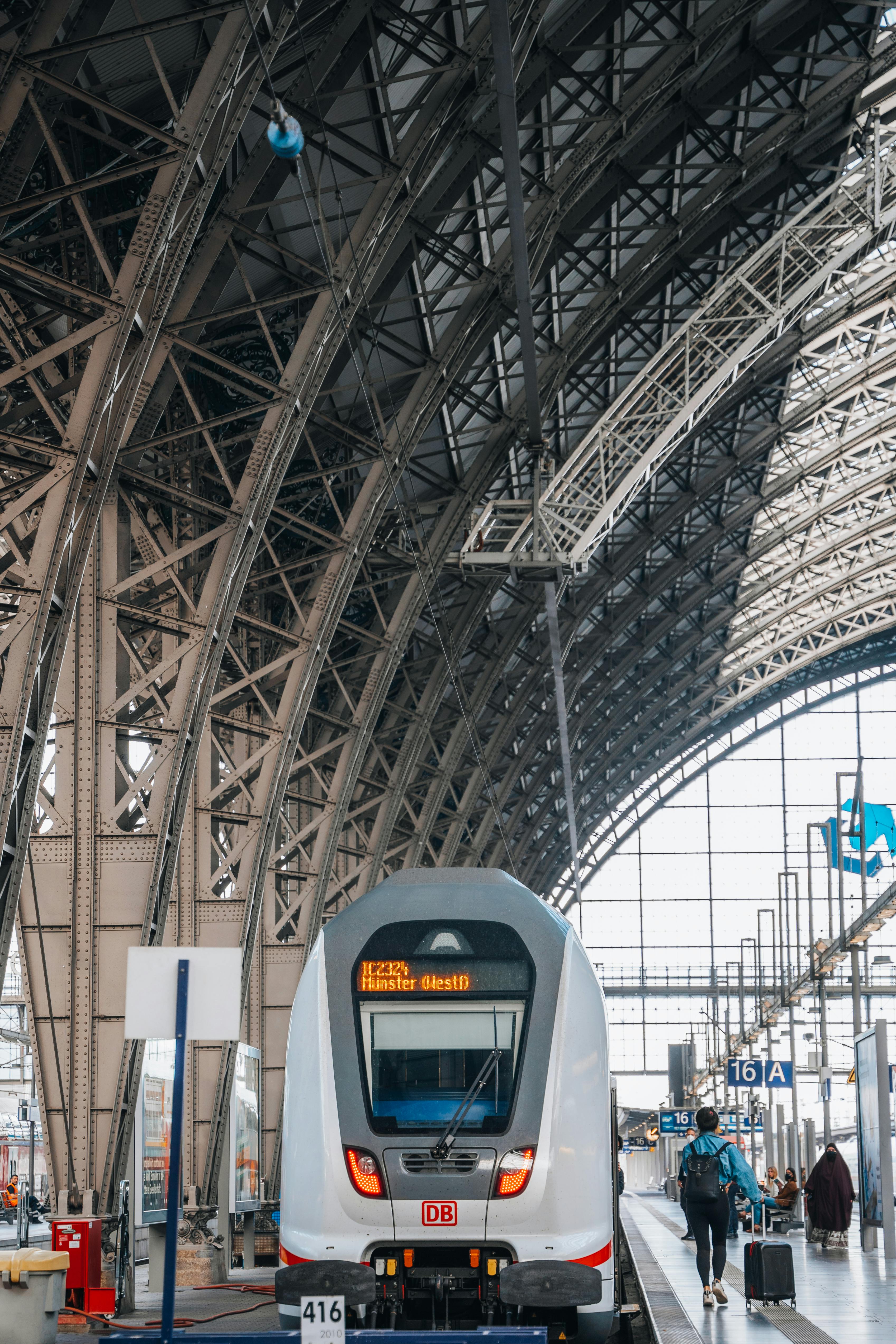 Train on Platform · Free Stock Photo