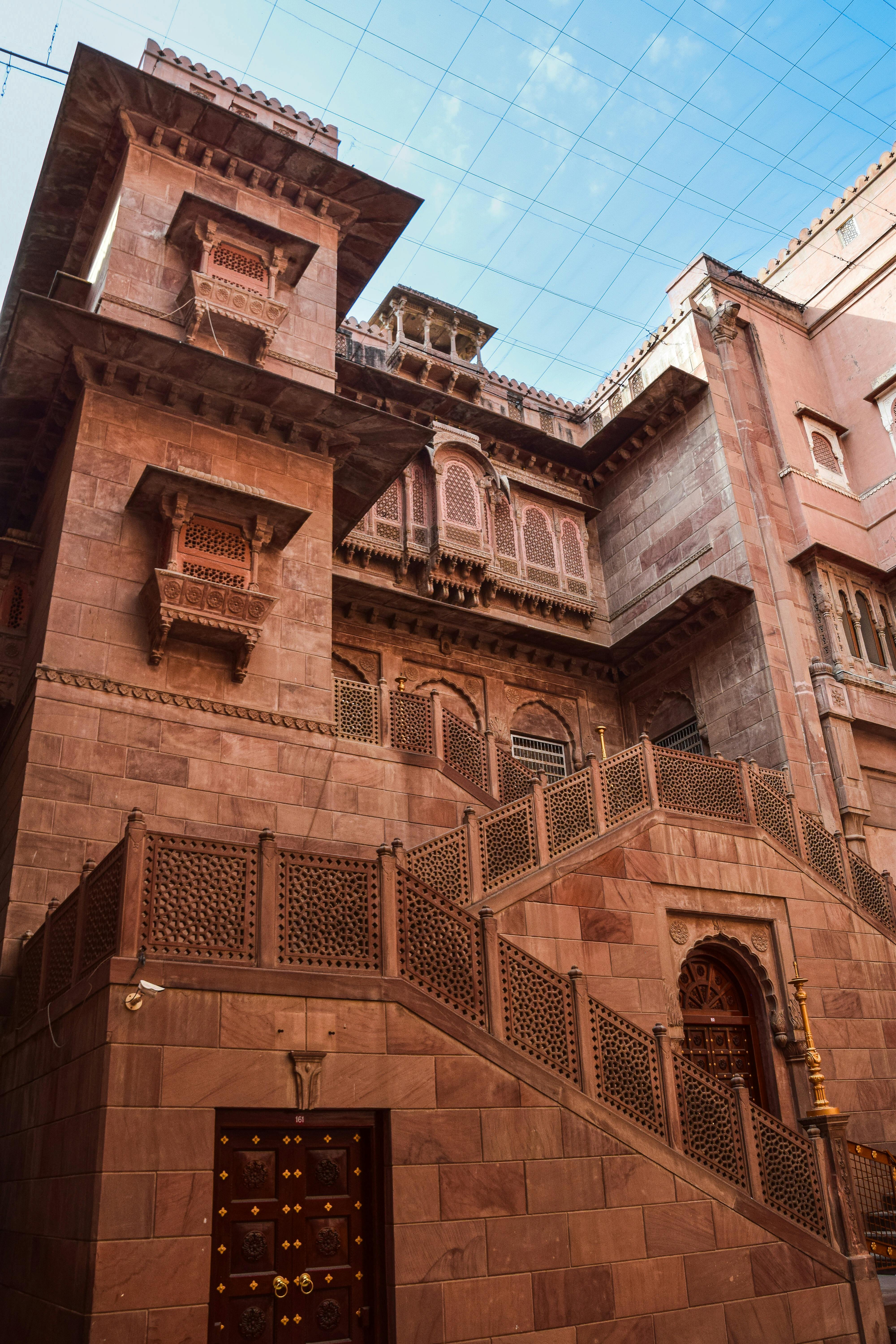 Traditional Tenement by the Street in India · Free Stock Photo