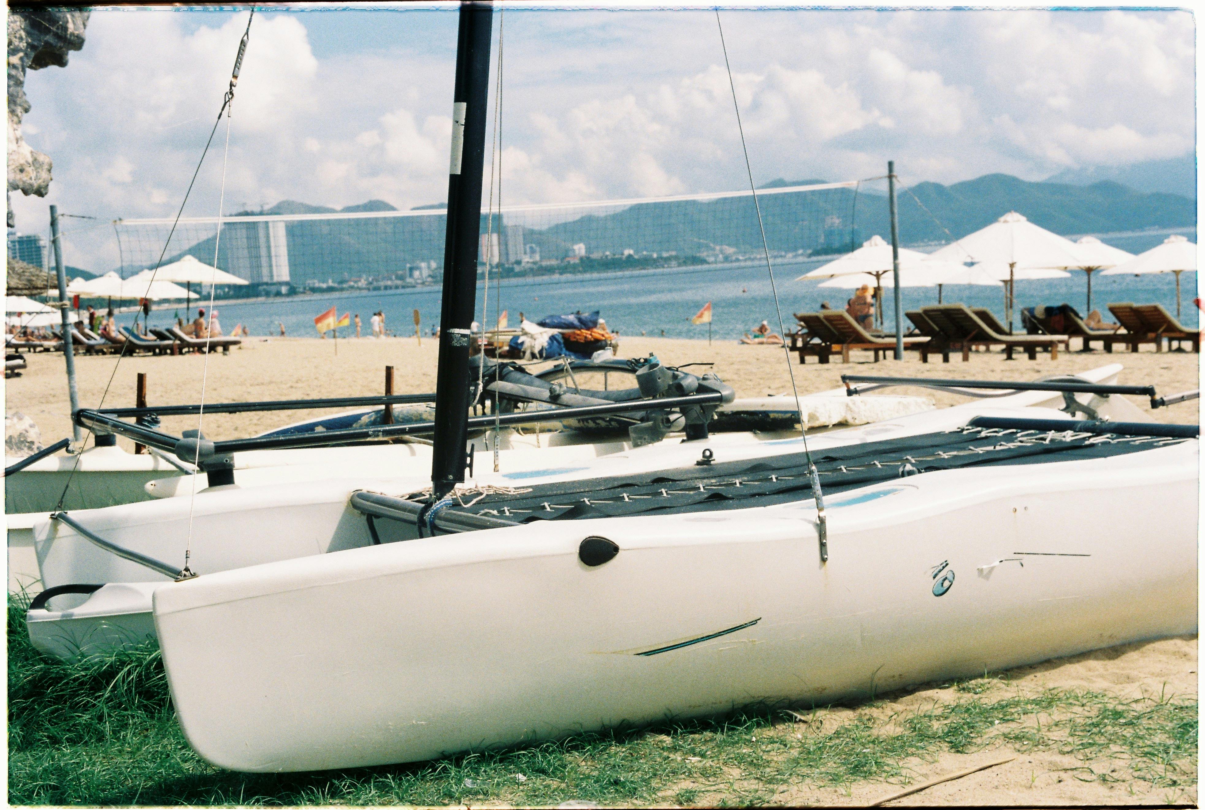 Boats on a Sunny Beach · Free Stock Photo