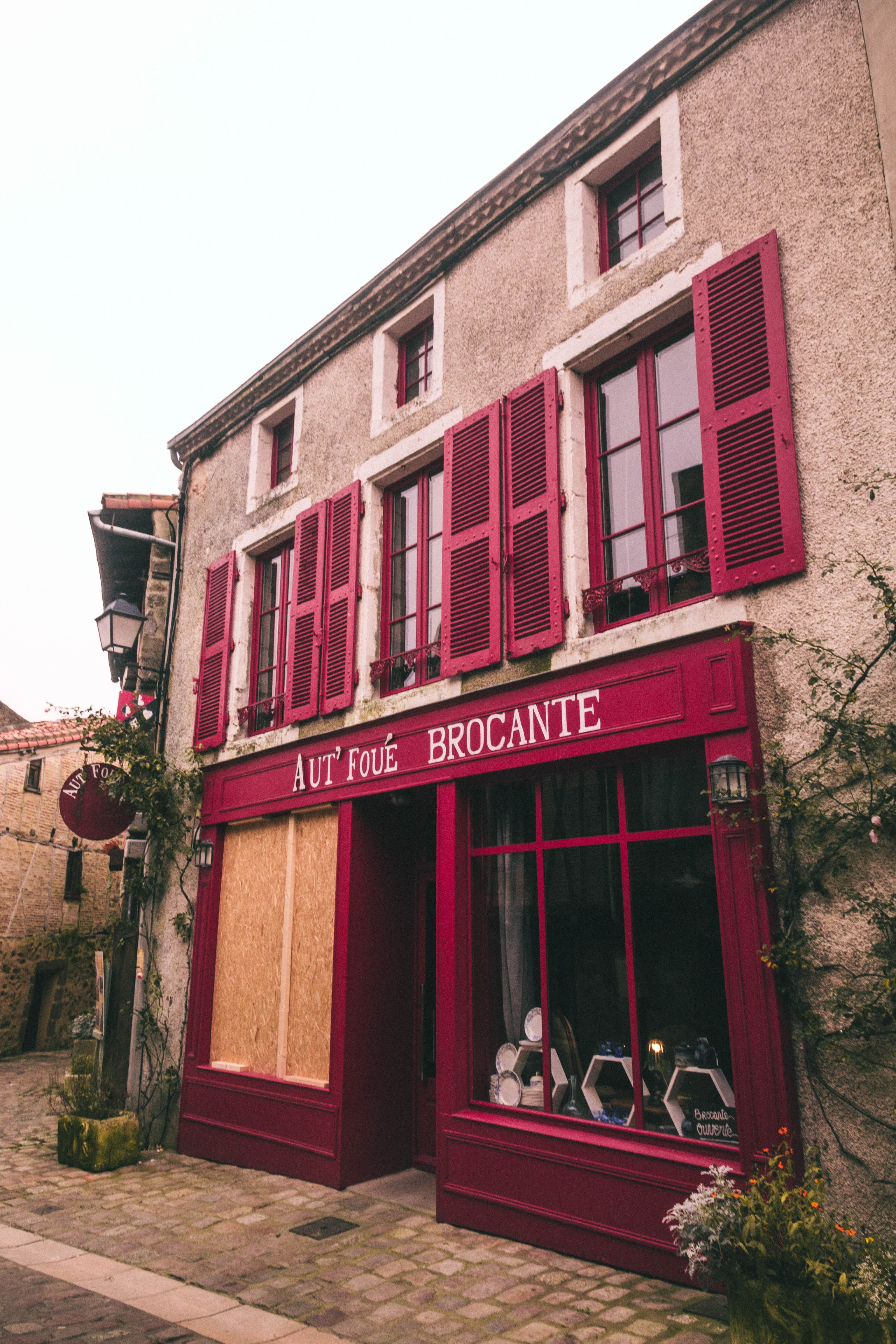 Front of a French Restaurant with a Boarded-up Window · Free Stock Photo