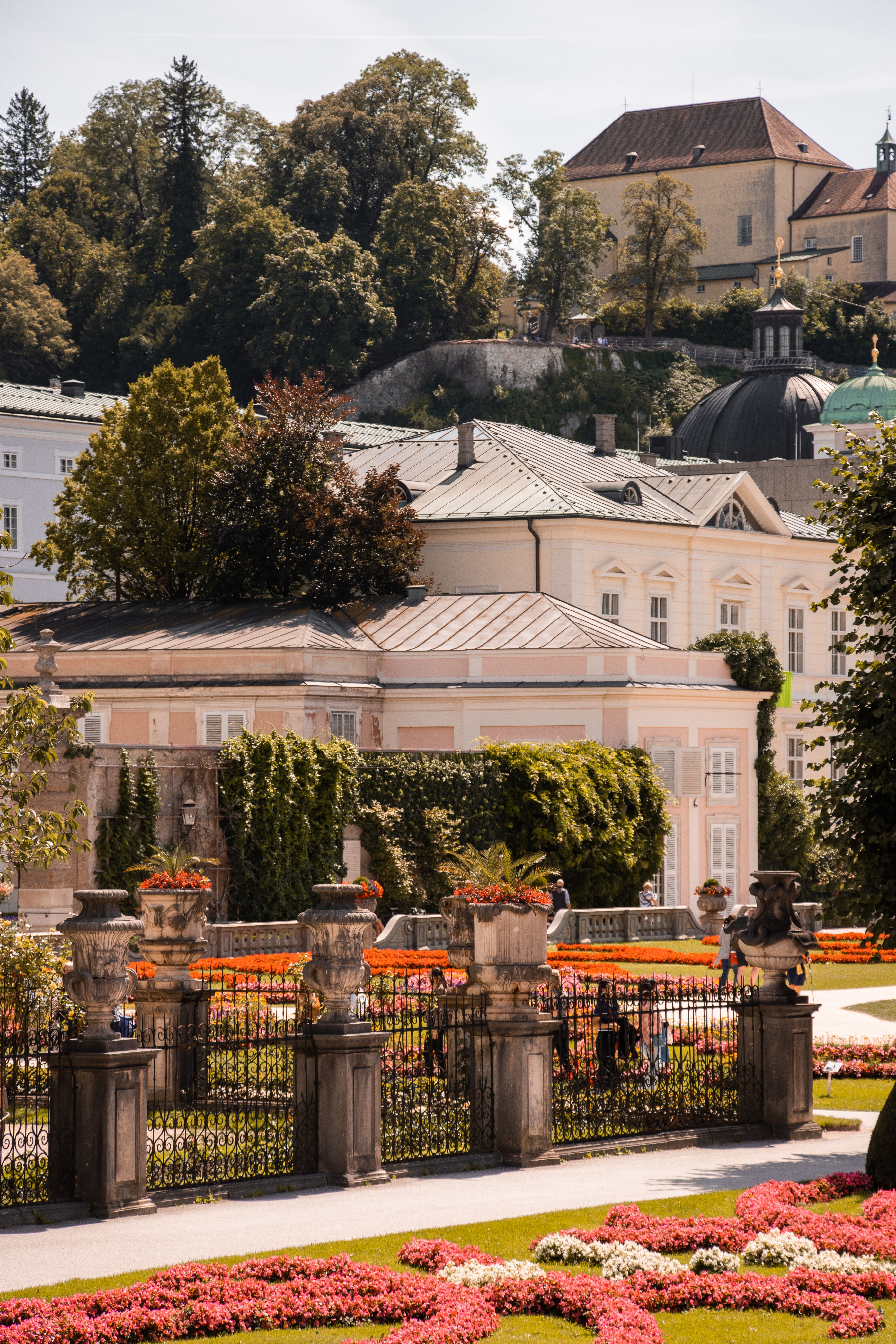 View of a Garden in front of a Palace · Free Stock Photo