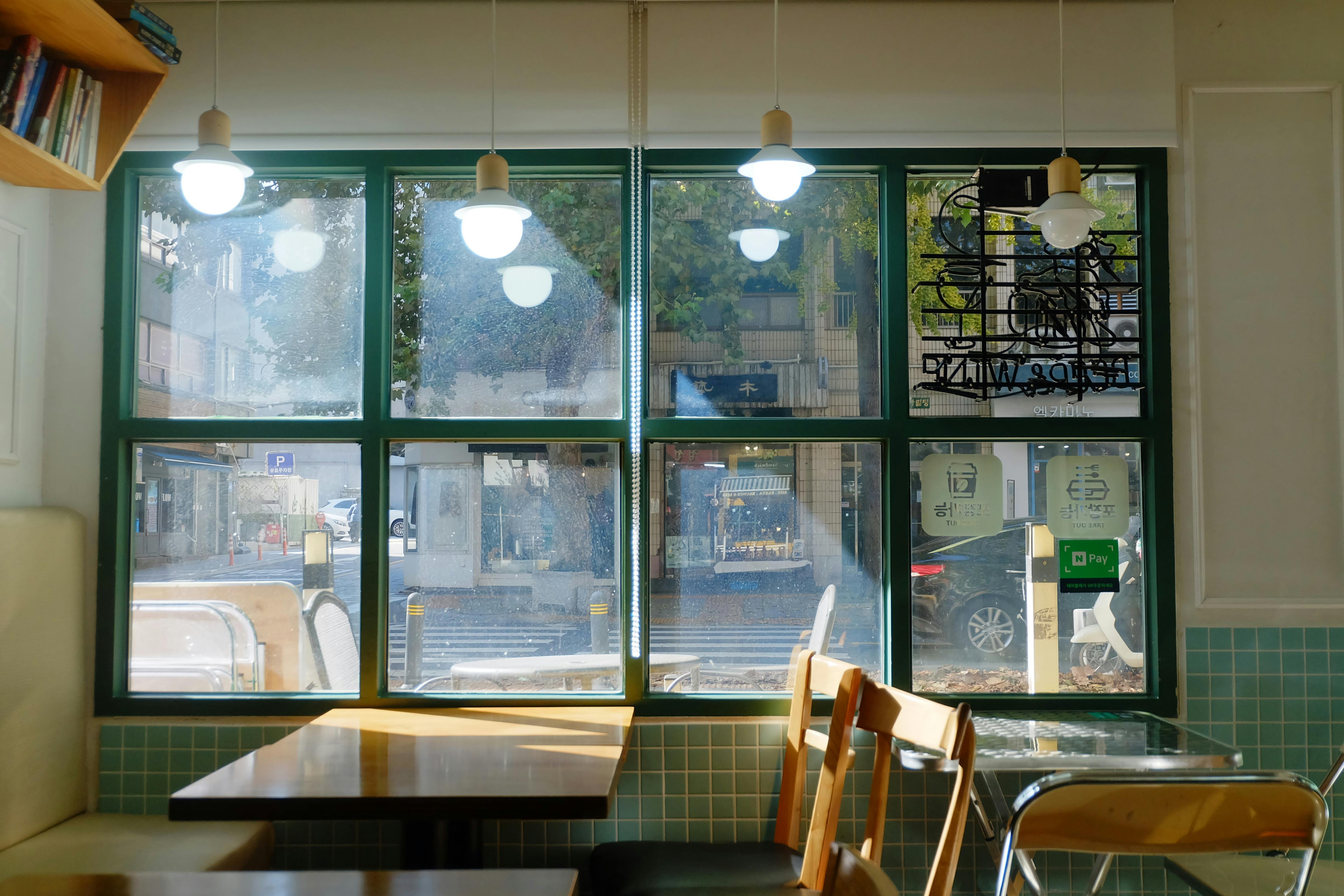 Light Bulbs over Tables in Restaurant · Free Stock Photo