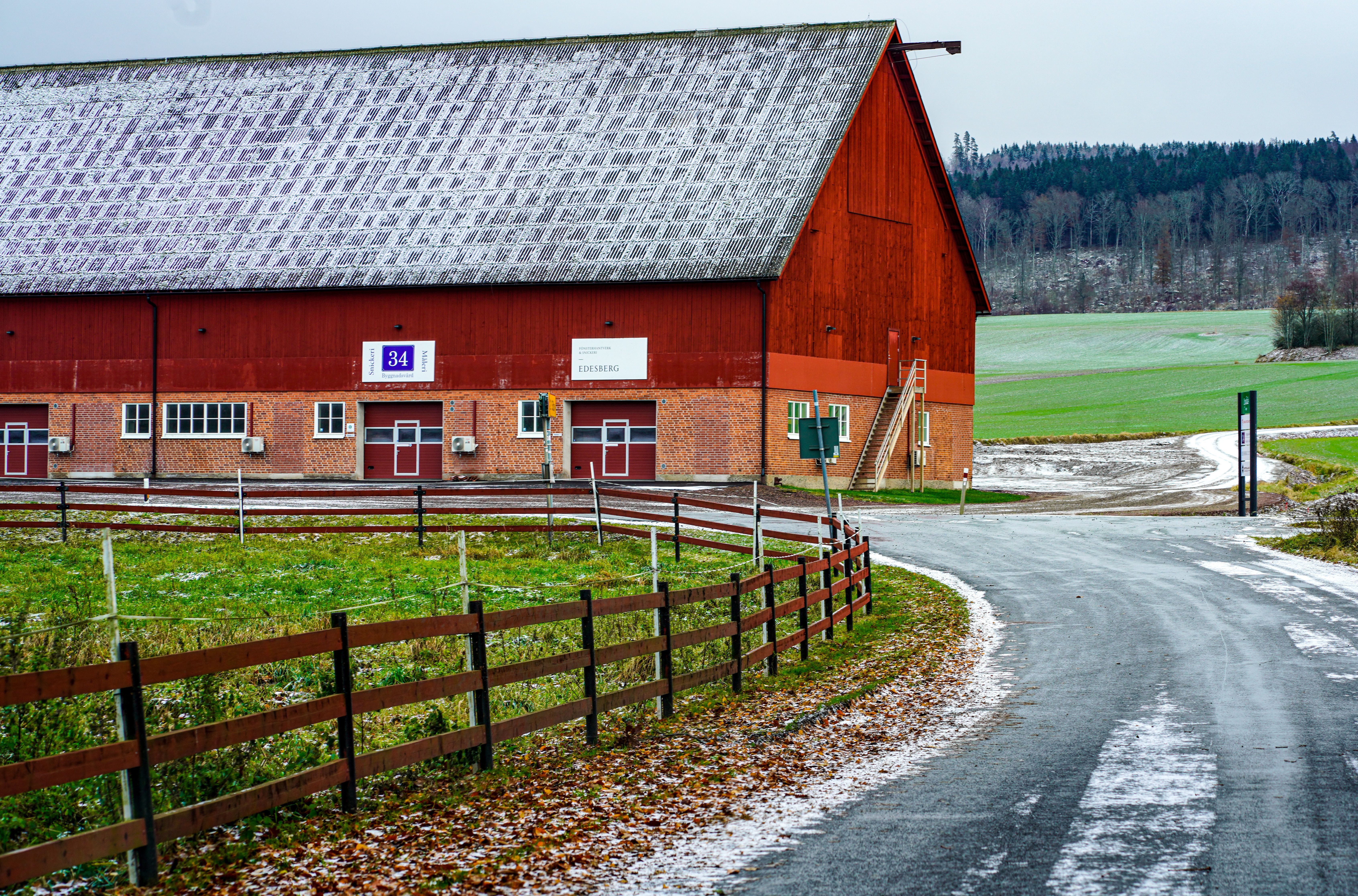 Fence and Barn behind · Free Stock Photo