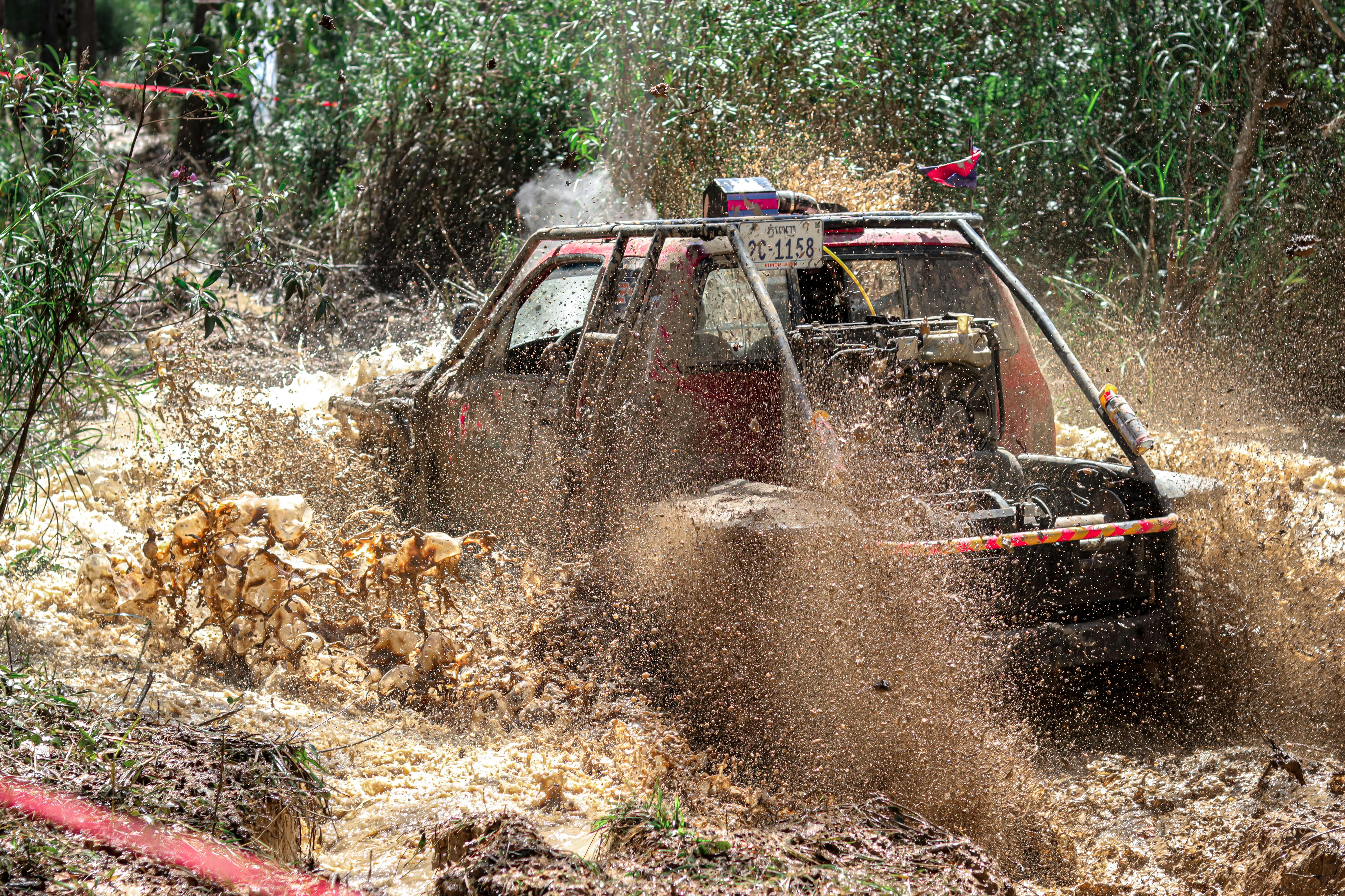 Buggy Driving in Mud · Free Stock Photo