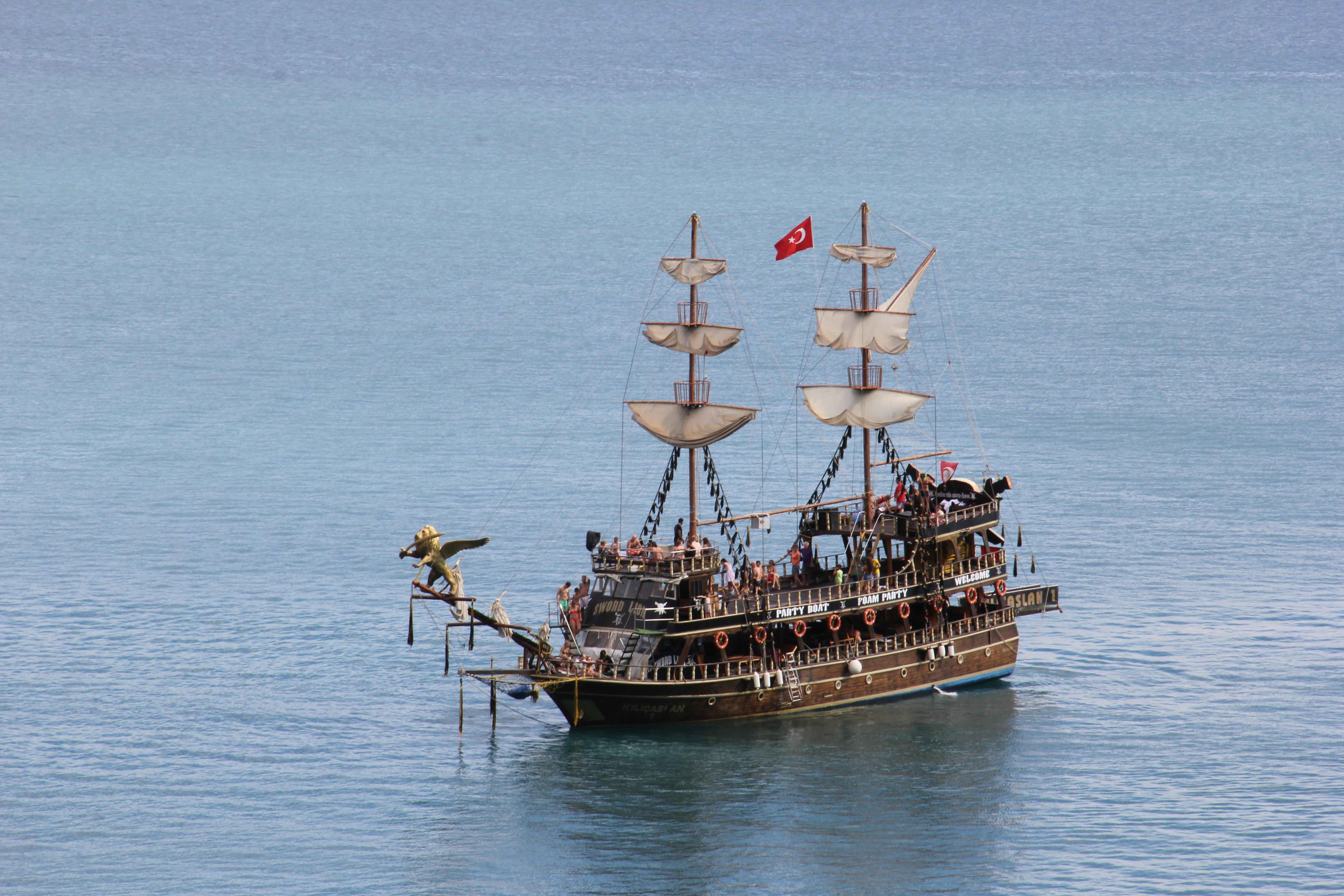 Crush Ship Old Photos, Download The BEST Free Crush Ship Old Stock ...