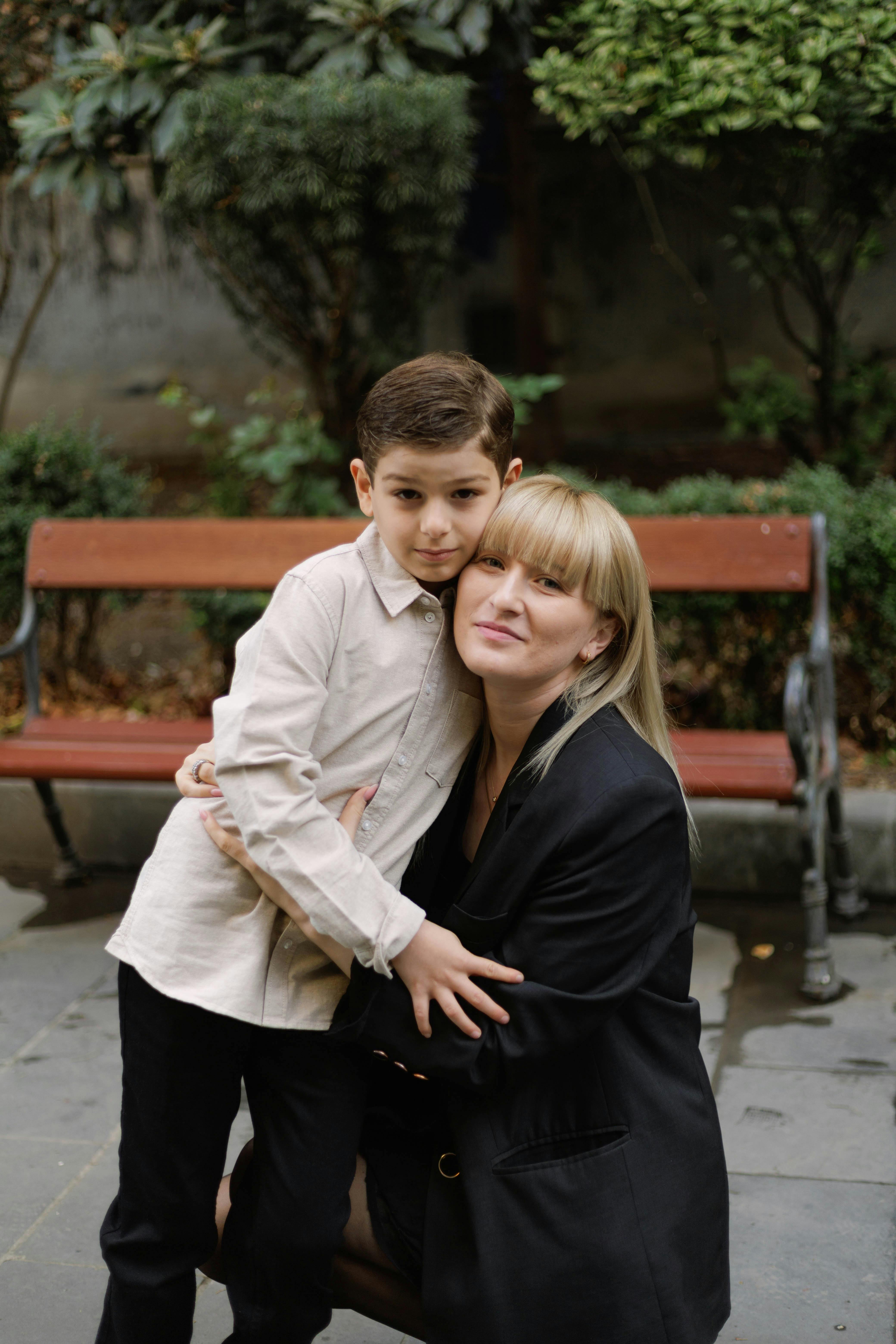 Foto de stock gratuita sobre abrazar, adulto, afecto, al aire libre ...