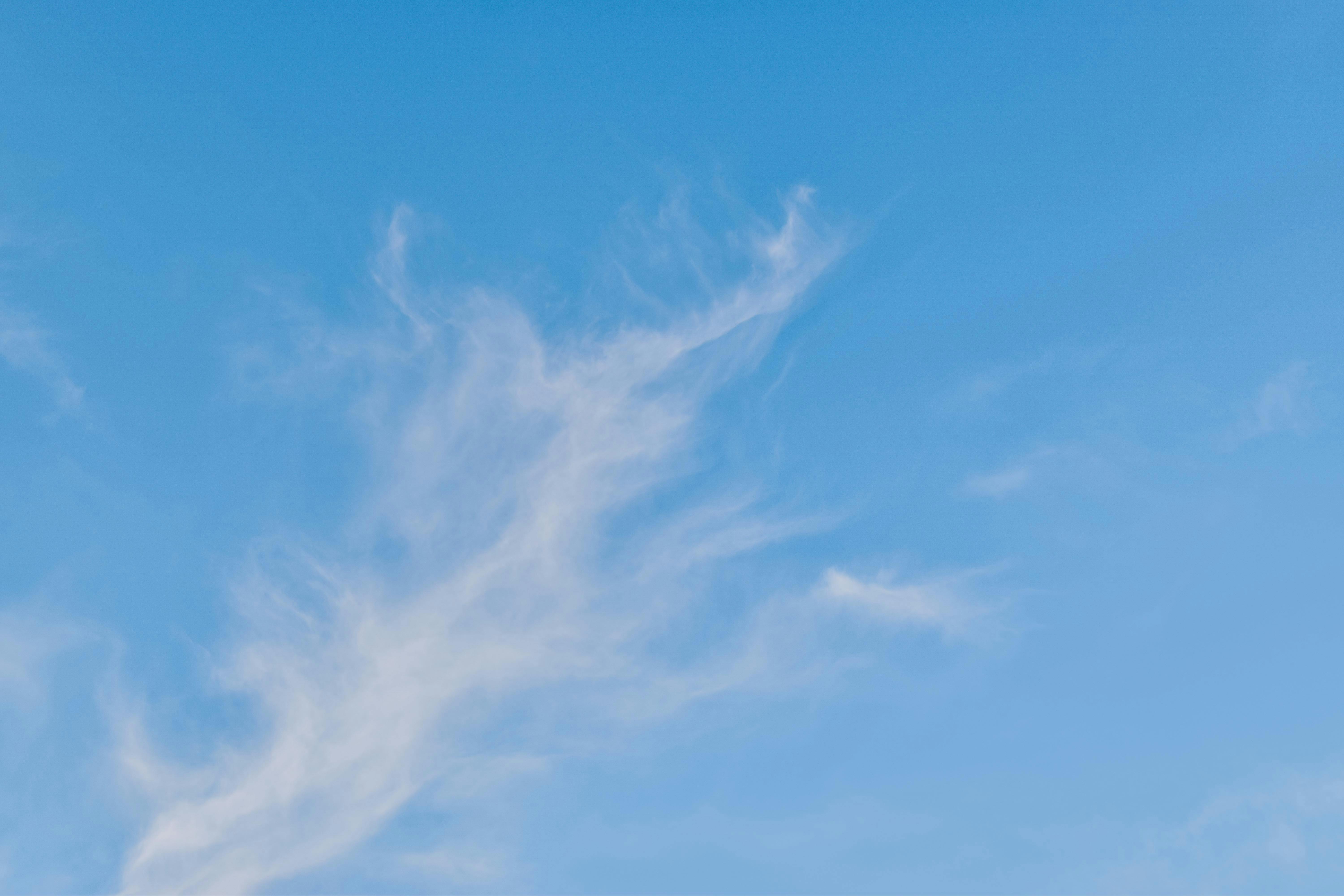 Feathery Cloud in the Bright Blue Sky · Free Stock Photo