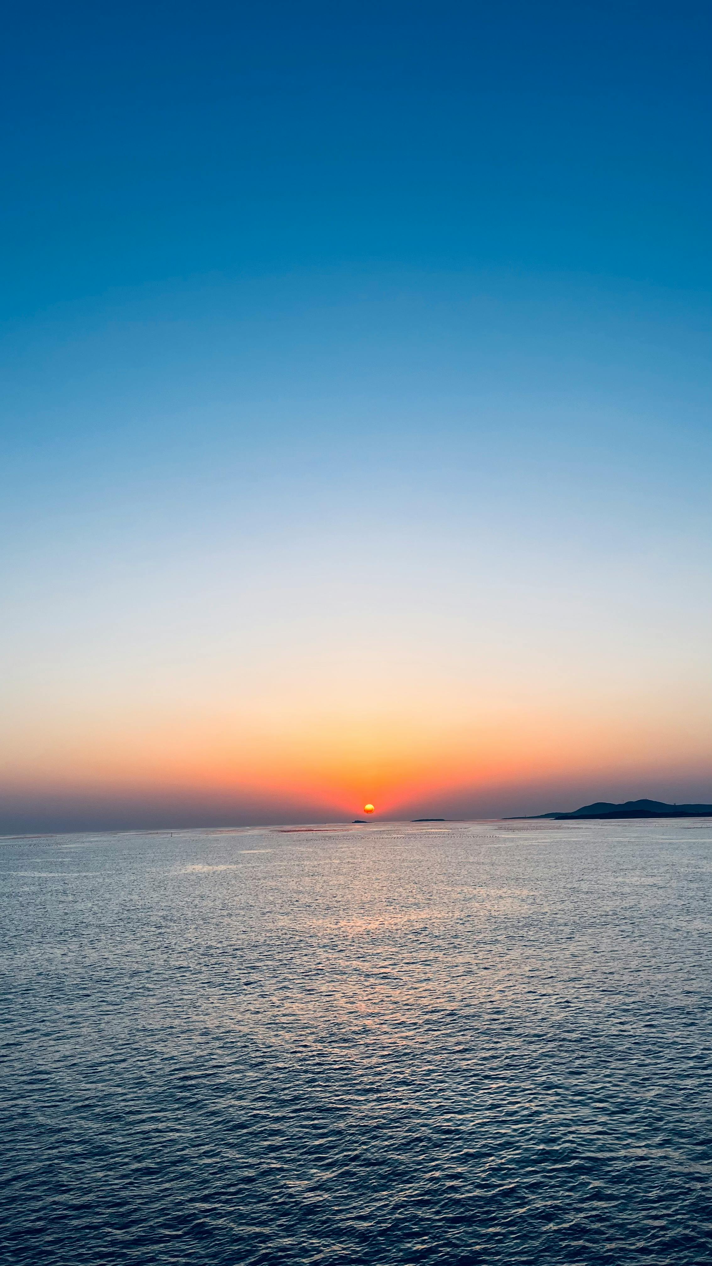 Scenic View Of Ocean During Dawn · Free Stock Photo