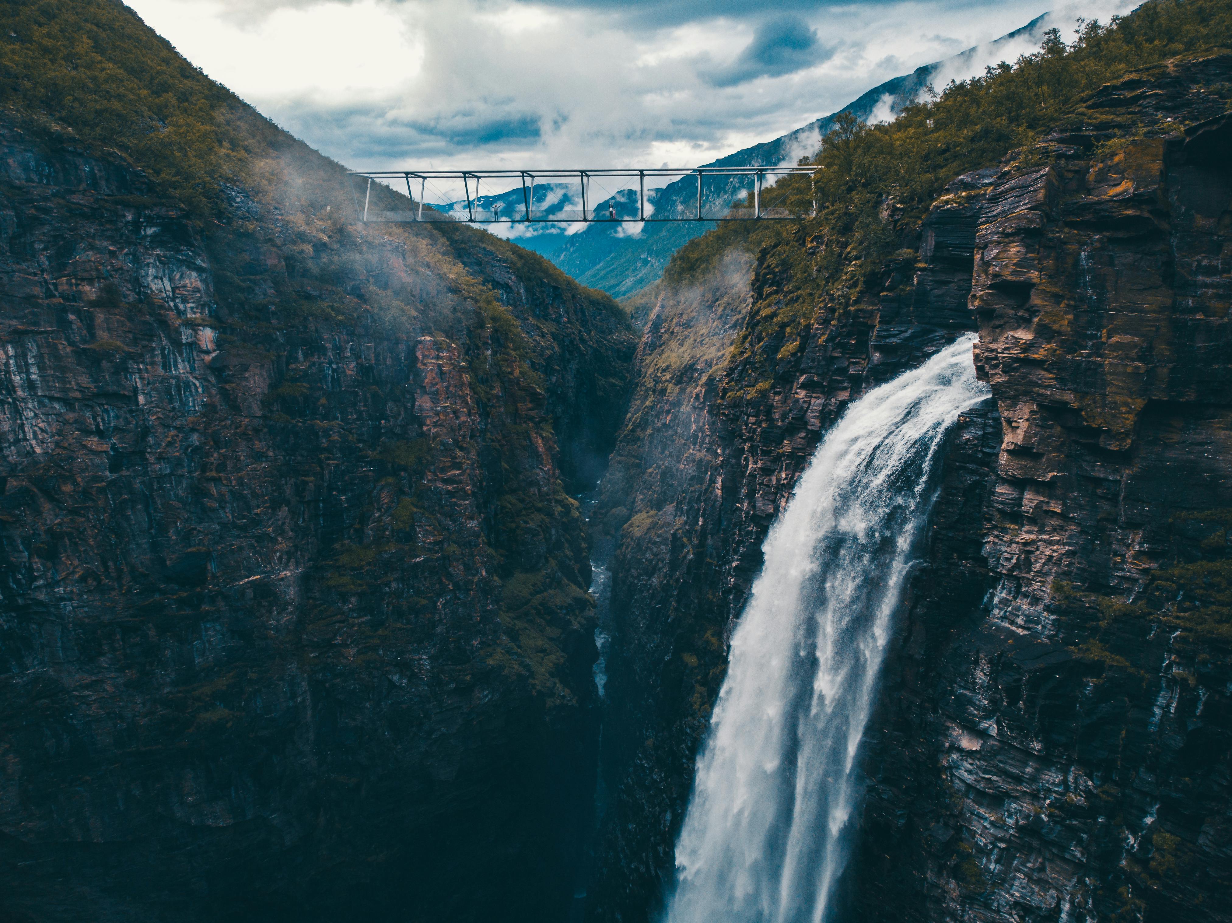 Gorsa bridge en Norvège vue de drone - chute d'eau - montagne - pont ...
