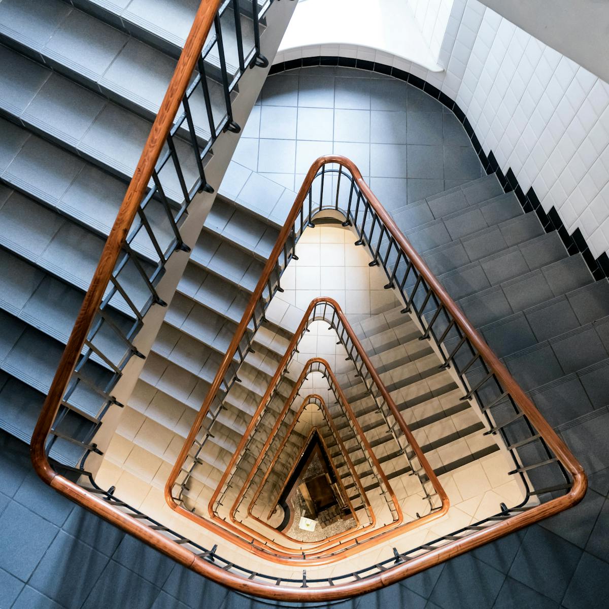 Huge Staircase Photos, Download The BEST Free Huge Staircase Stock ...