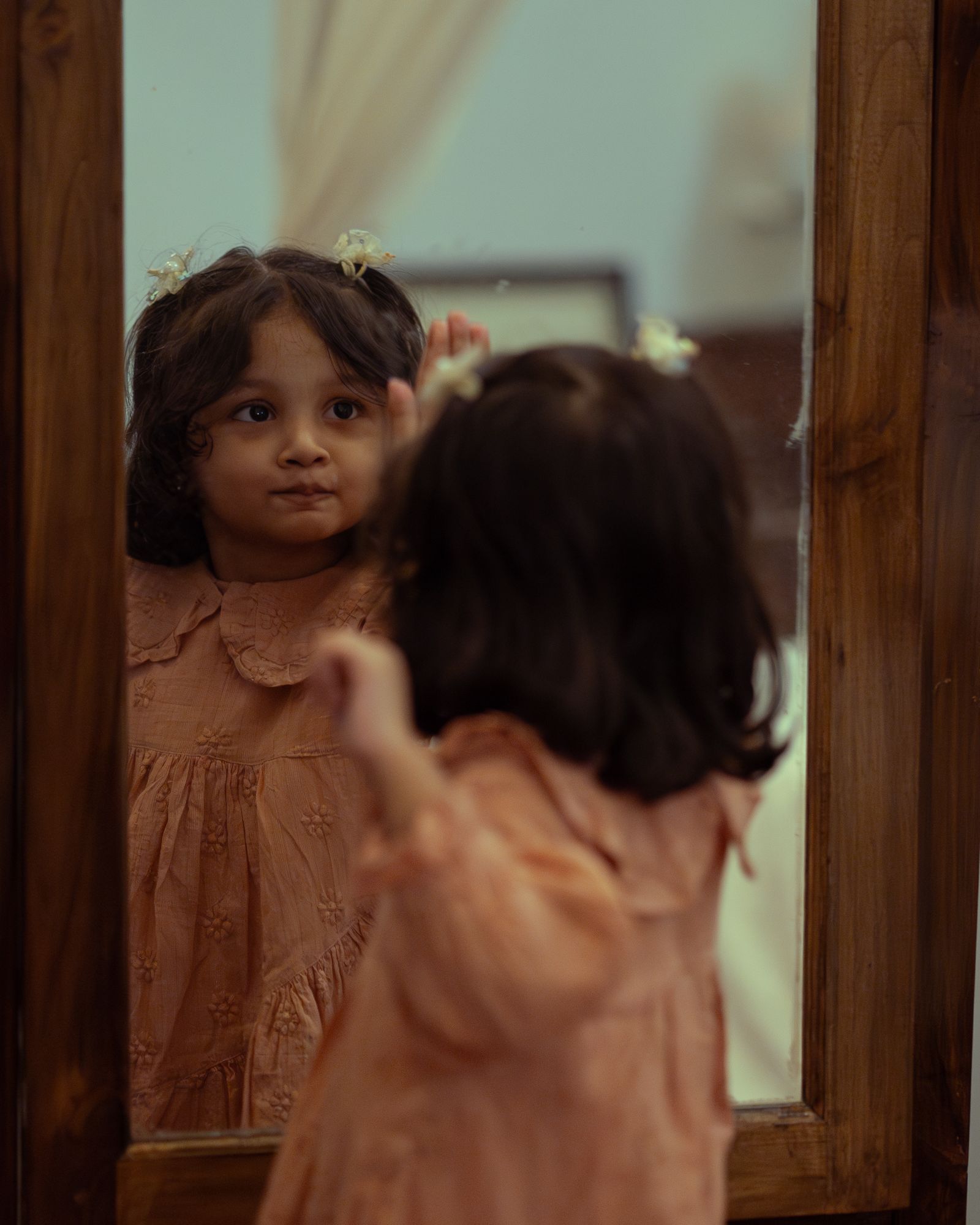 A Little Girl Looking In The Mirror Photos, Download The BEST Free A ...