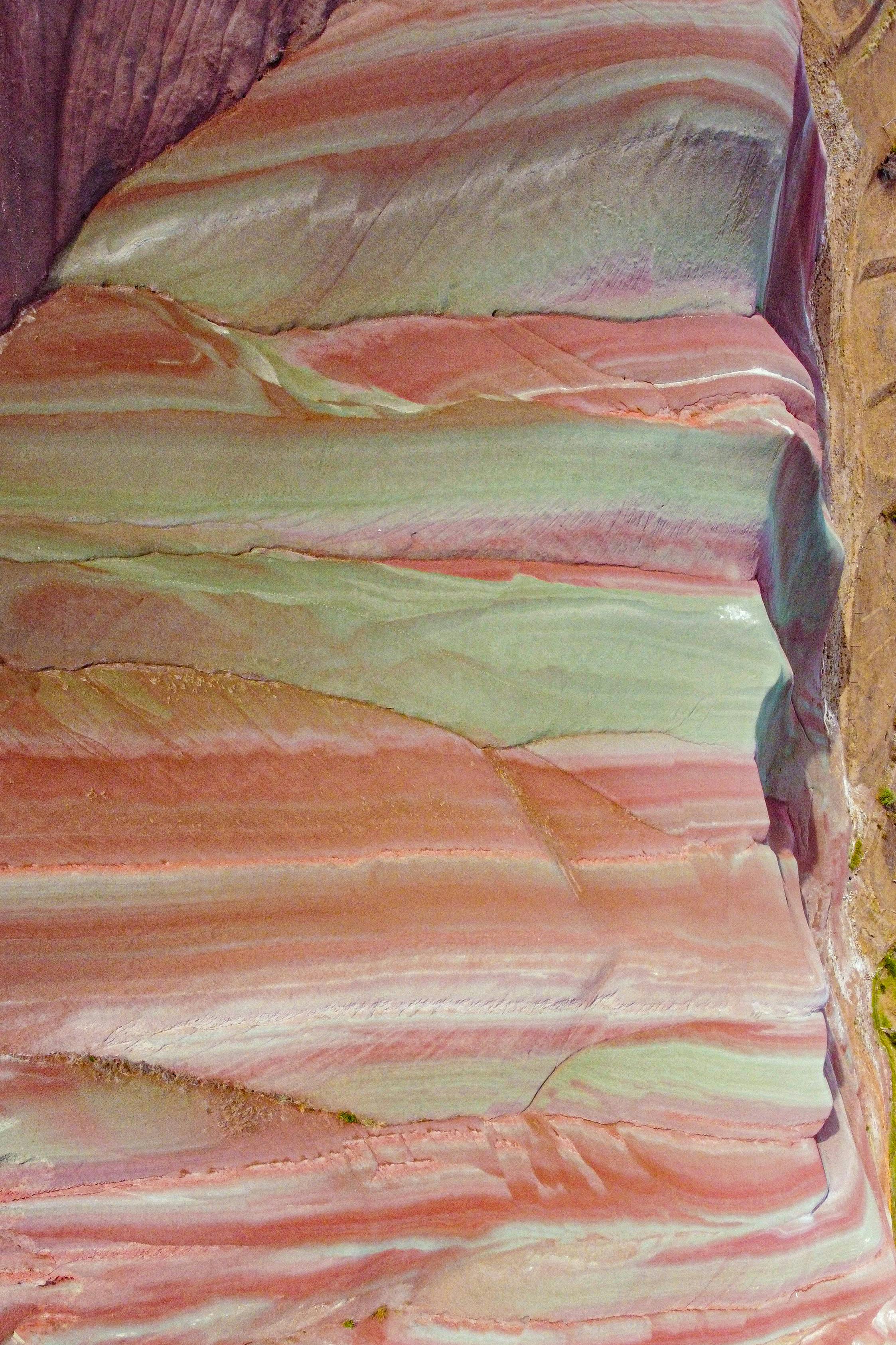 Close-up of Colorful Red and Green Sandstone Formations · Free Stock Photo