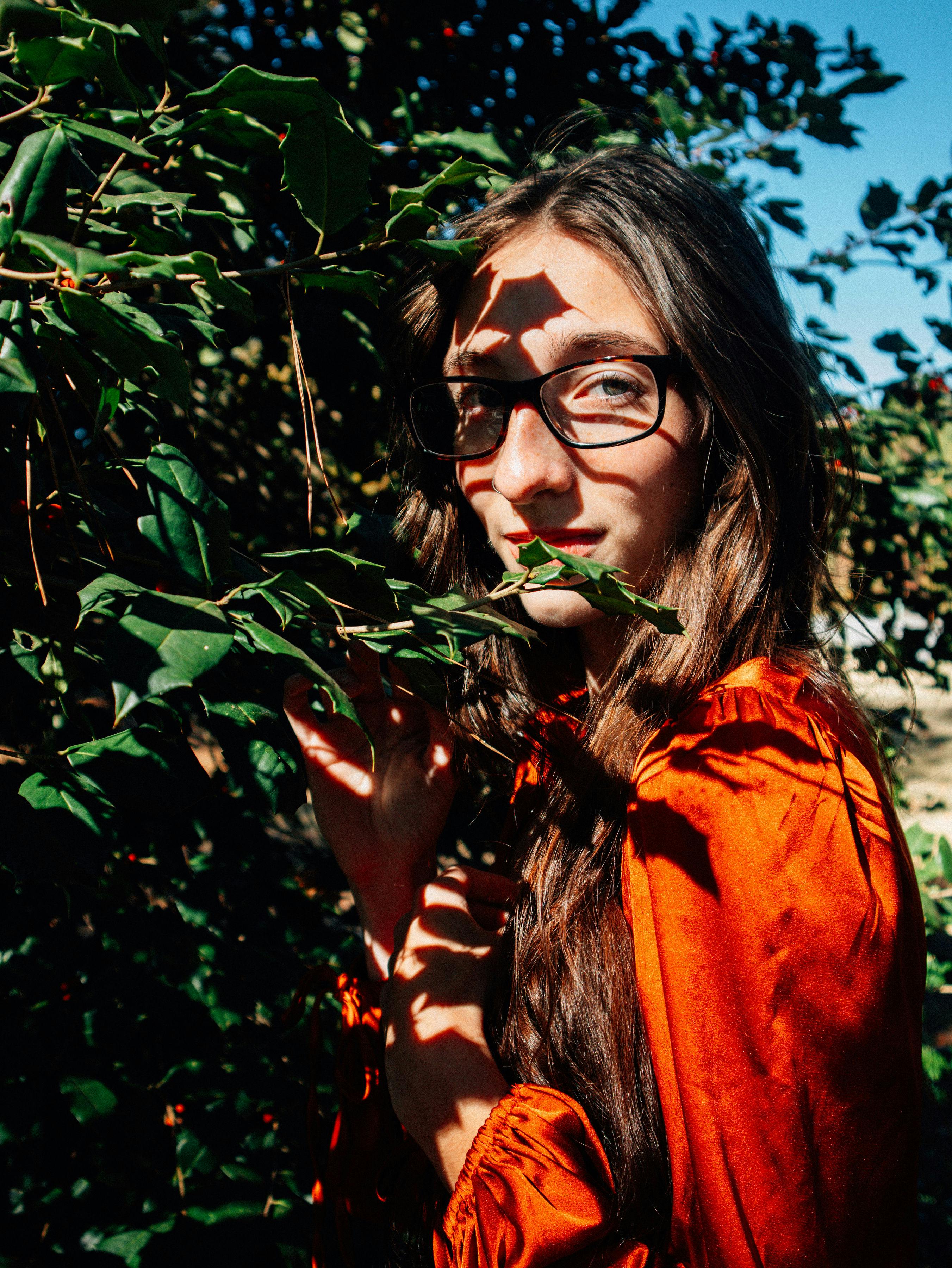Model posing in trees · Free Stock Photo