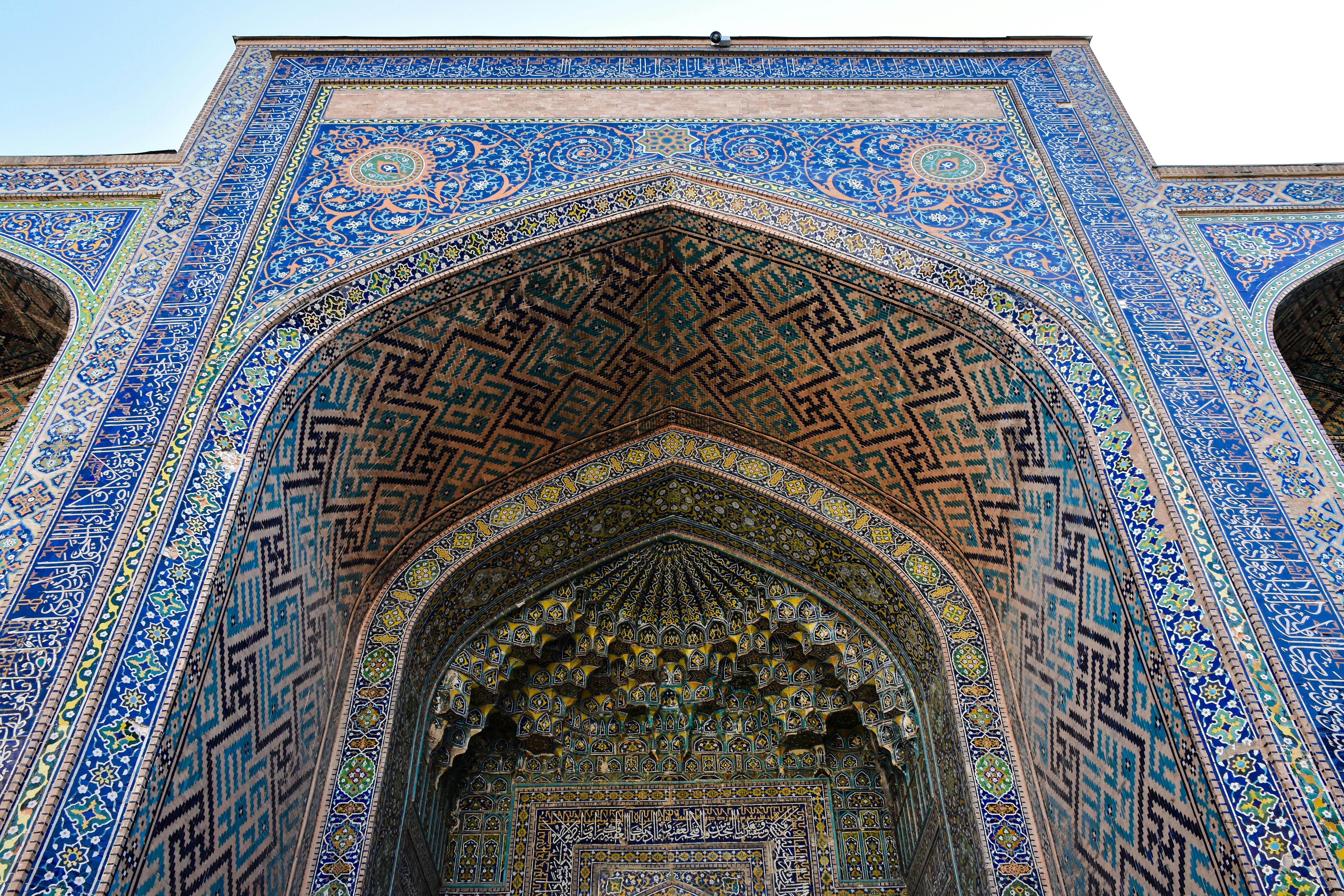 A blue and white tile archway with a blue and white tile roof · Free ...