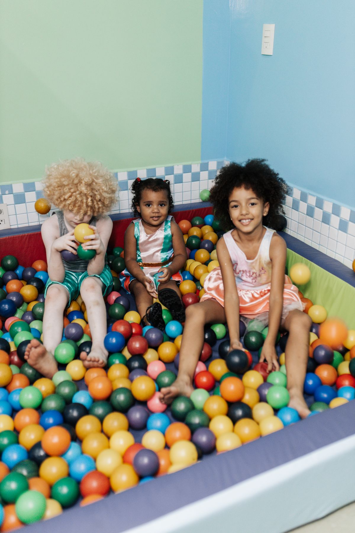 Ball Pit Photos, Download The BEST Free Ball Pit Stock Photos & HD Images