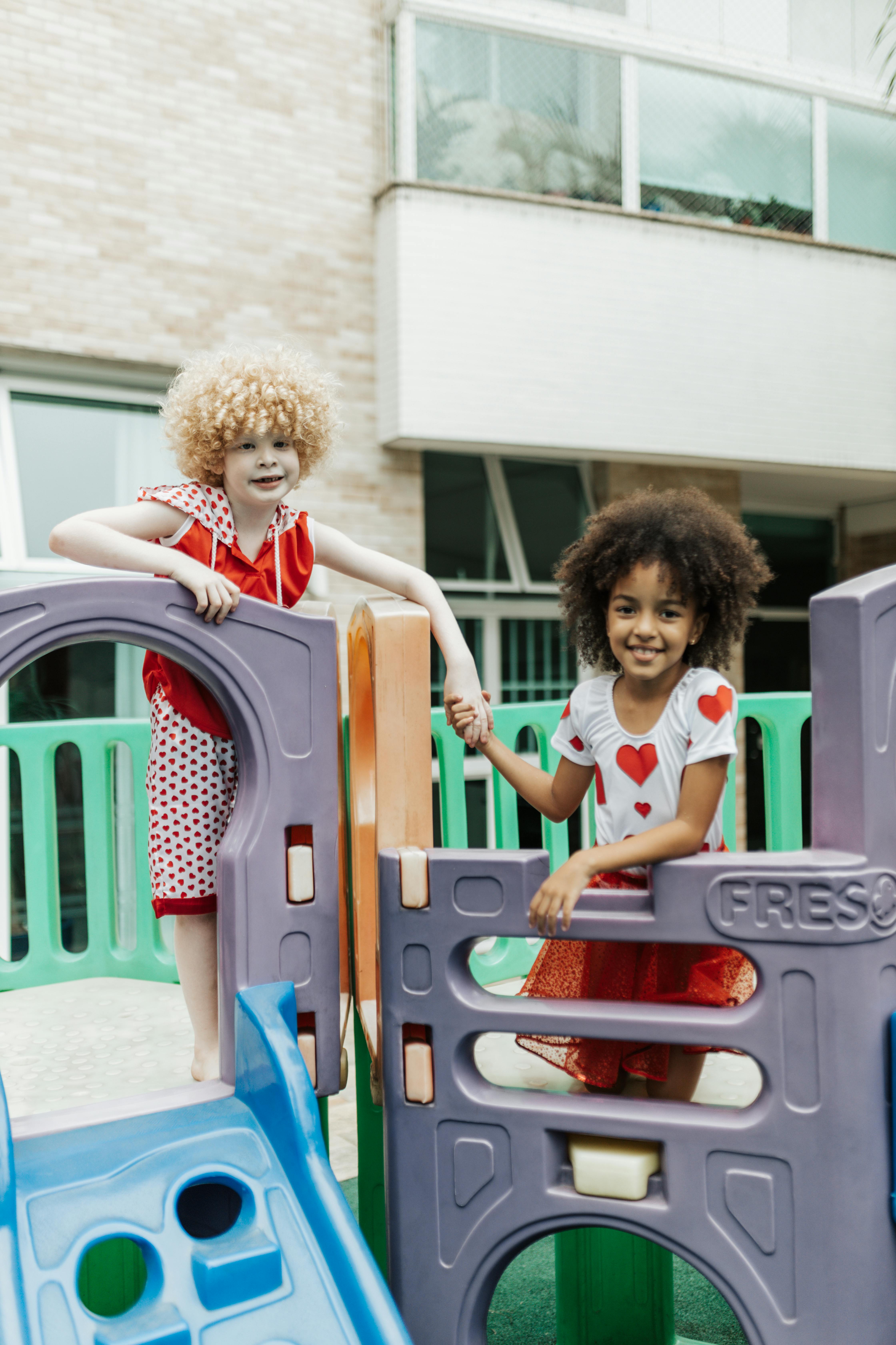 Foto profissional gratuita de alegria, brincar, crianças, deslizar ...