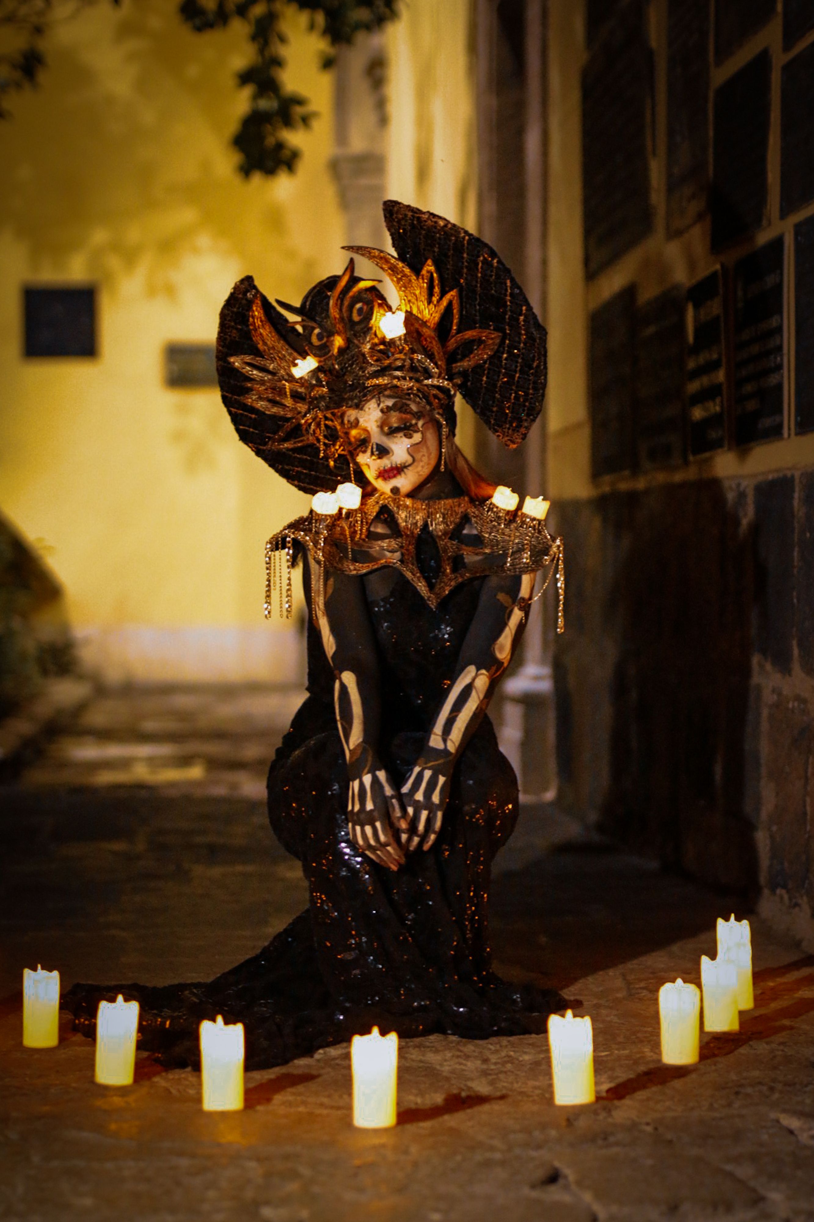 Catrina Con Traje Tradicional Y Velas De Cera Alrededor · Foto de stock ...