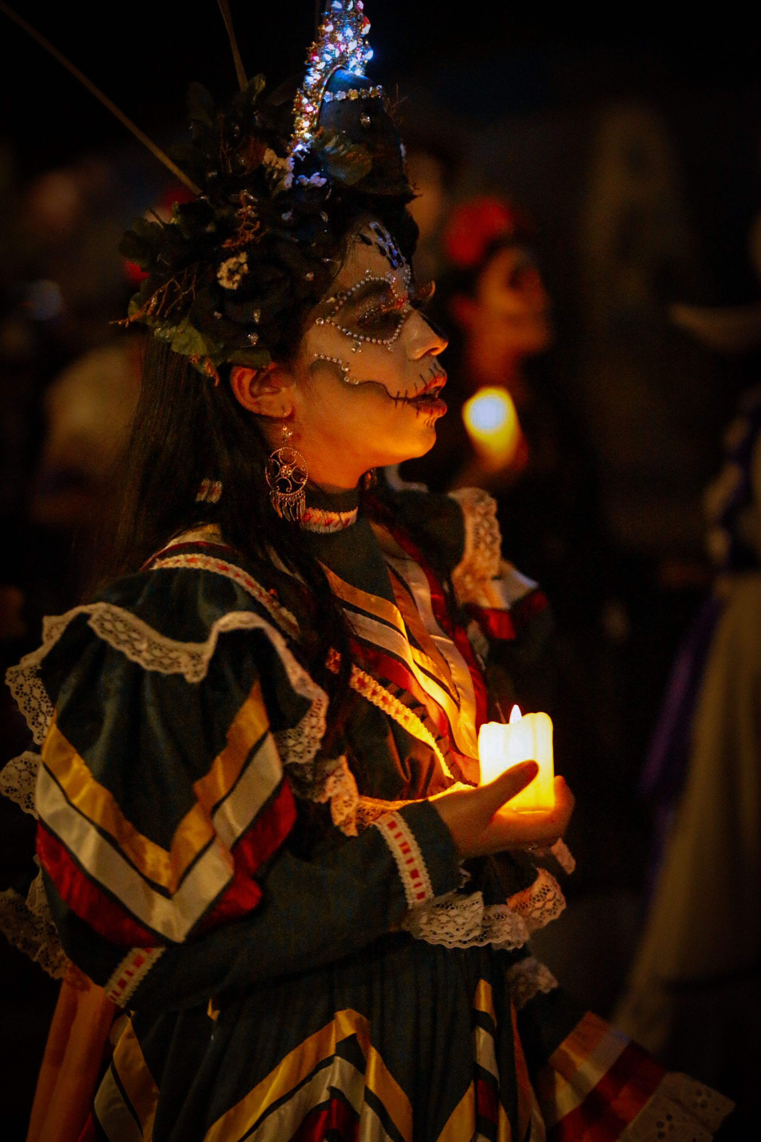 Mujer Con Vela Celebrando El Día De Los Muertos · Foto de stock gratuita