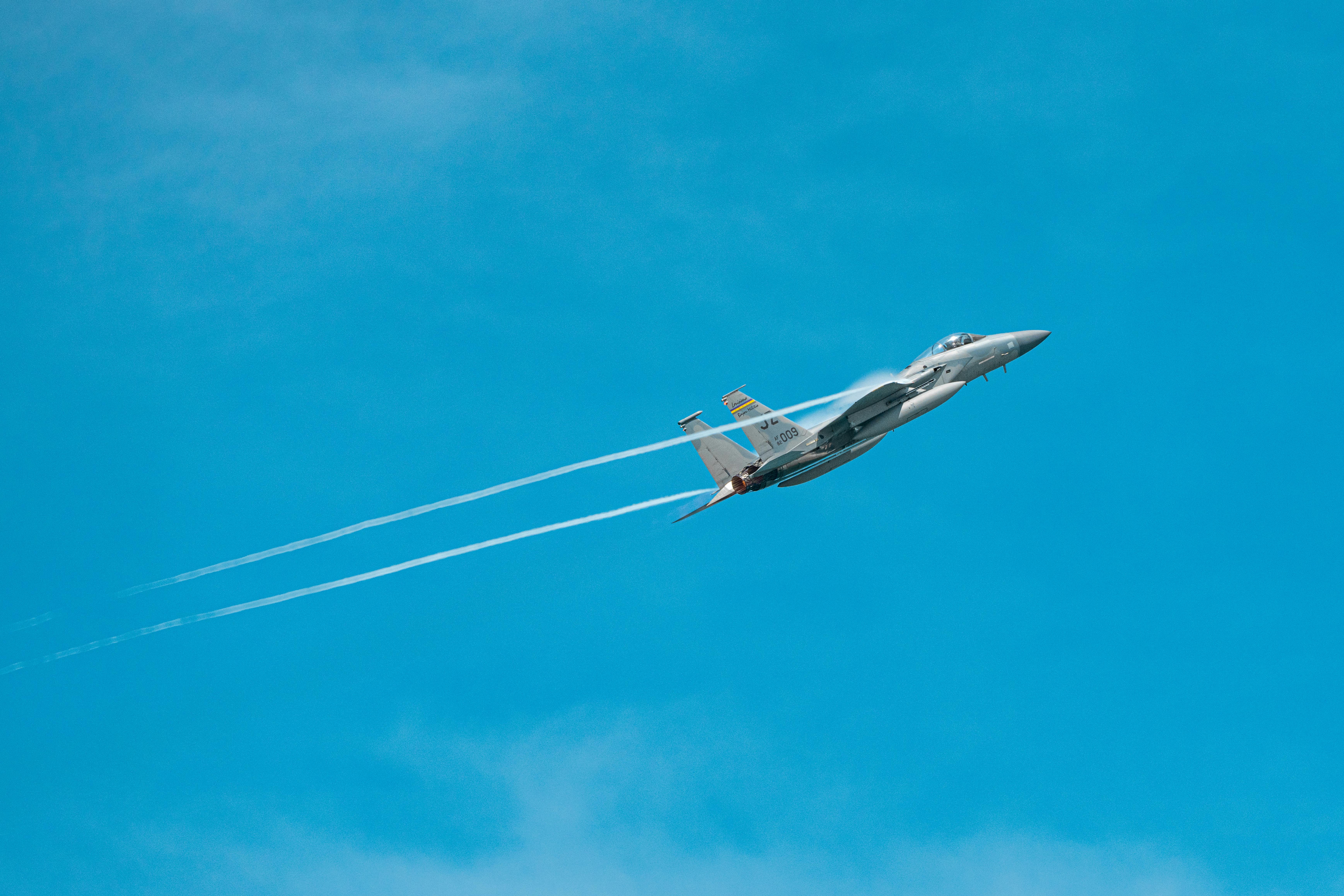 Gray Jet Flying Through the Sky during Daytime · Free Stock Photo