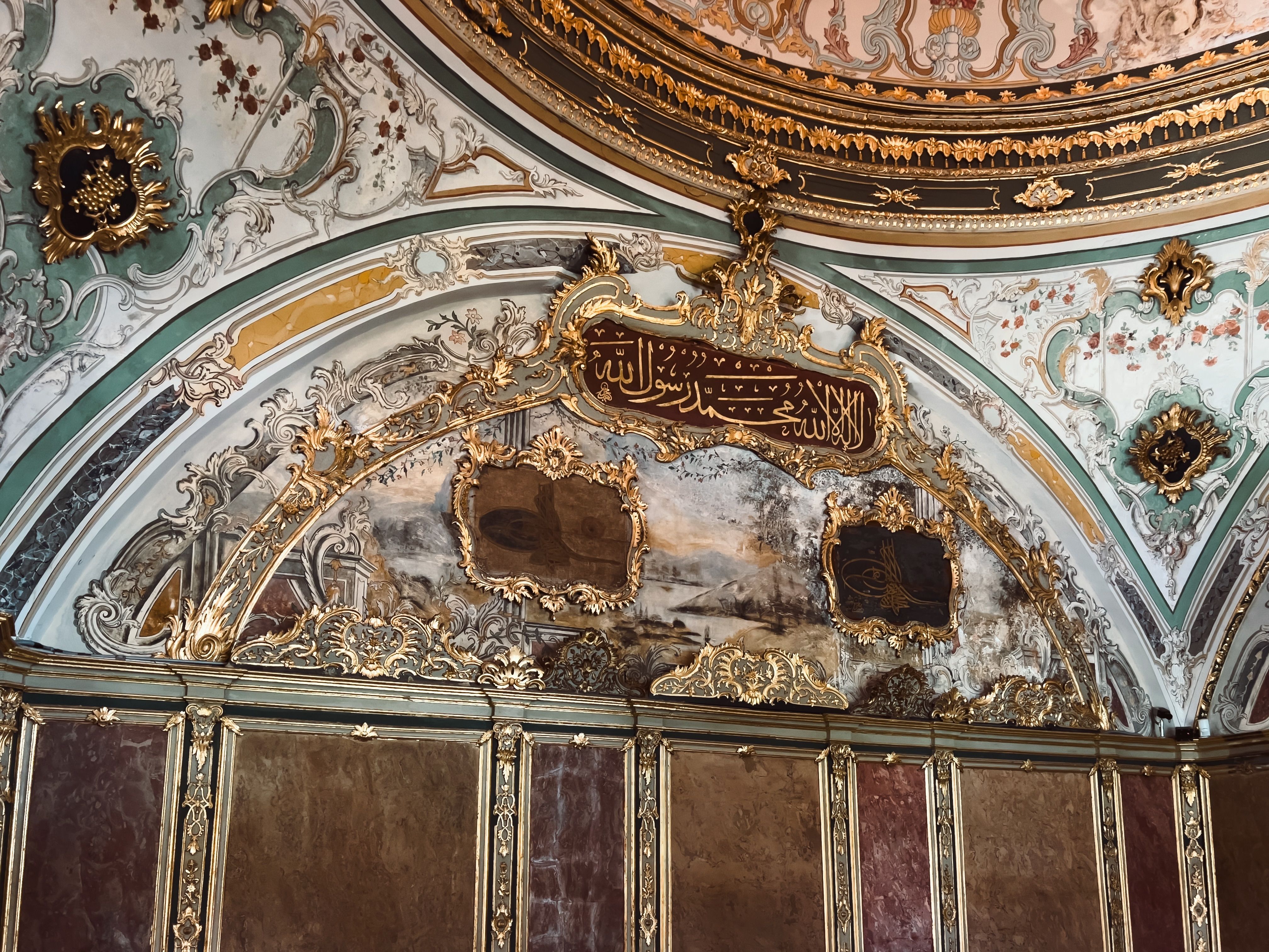 Ornate Arch Under the Dome in Imperial Council at Topkapi Palace Museum ...