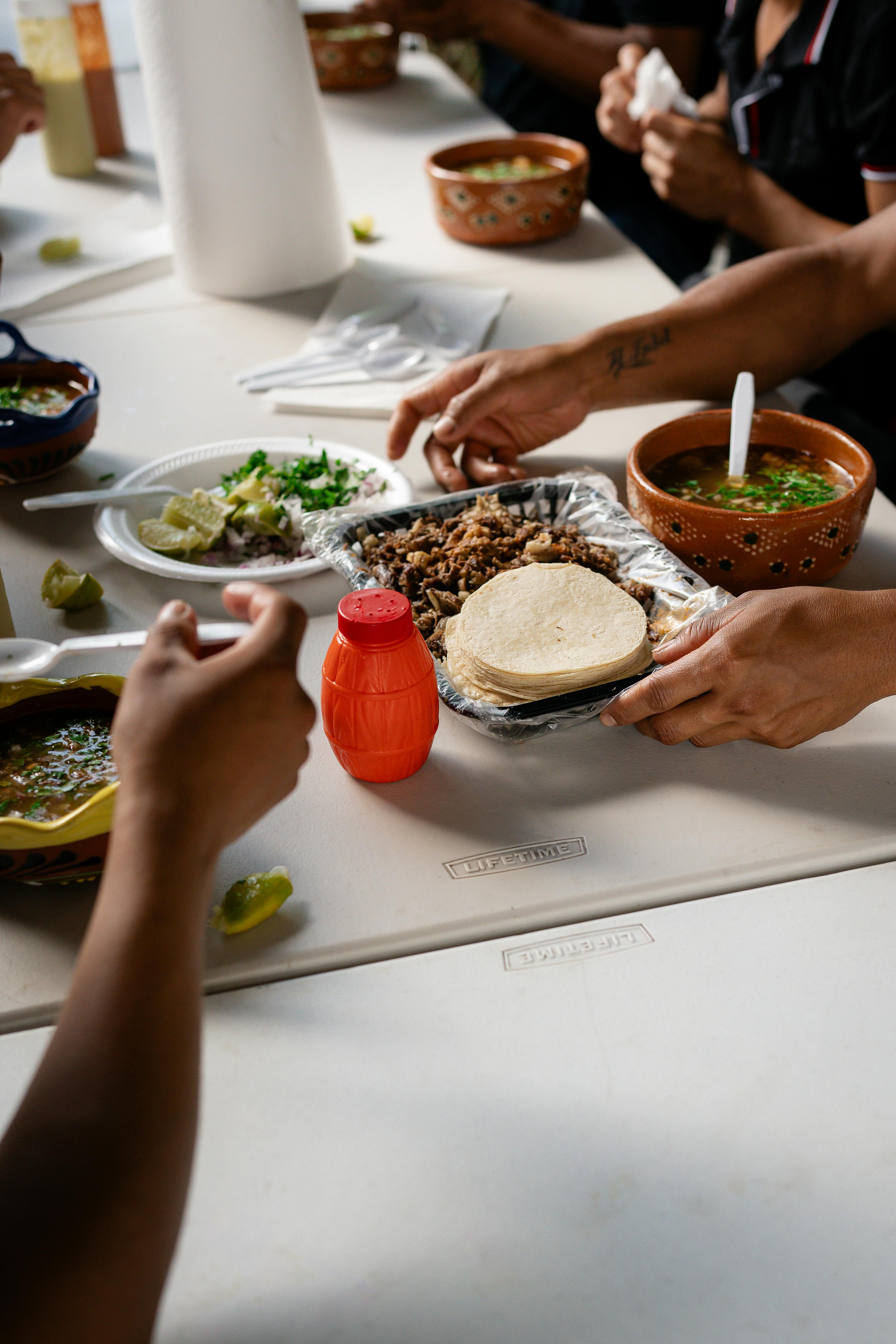 Foto profissional gratuita de alimento, almoço, amigos, aperitivos ...