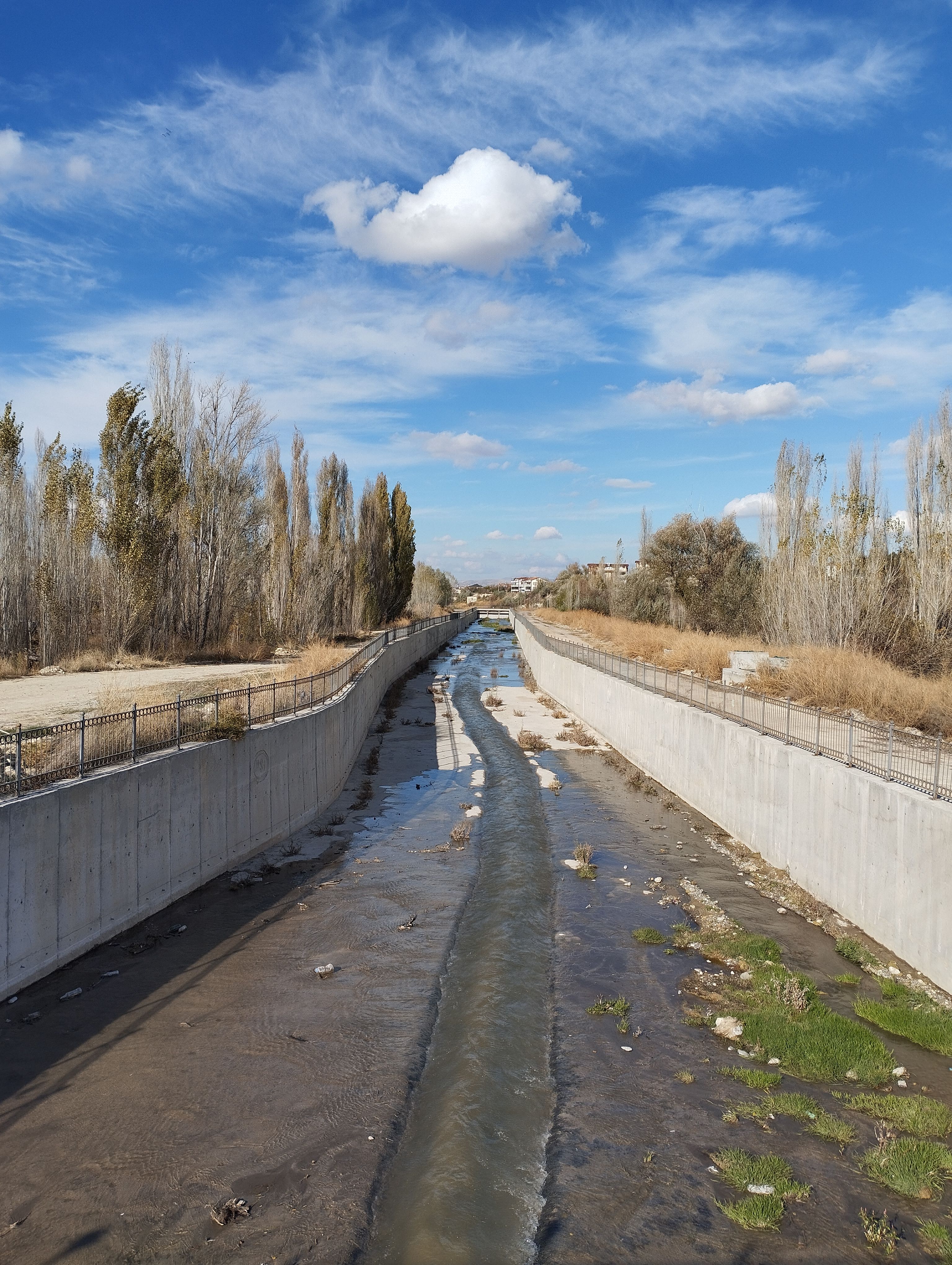 Walls around Shallow River · Free Stock Photo