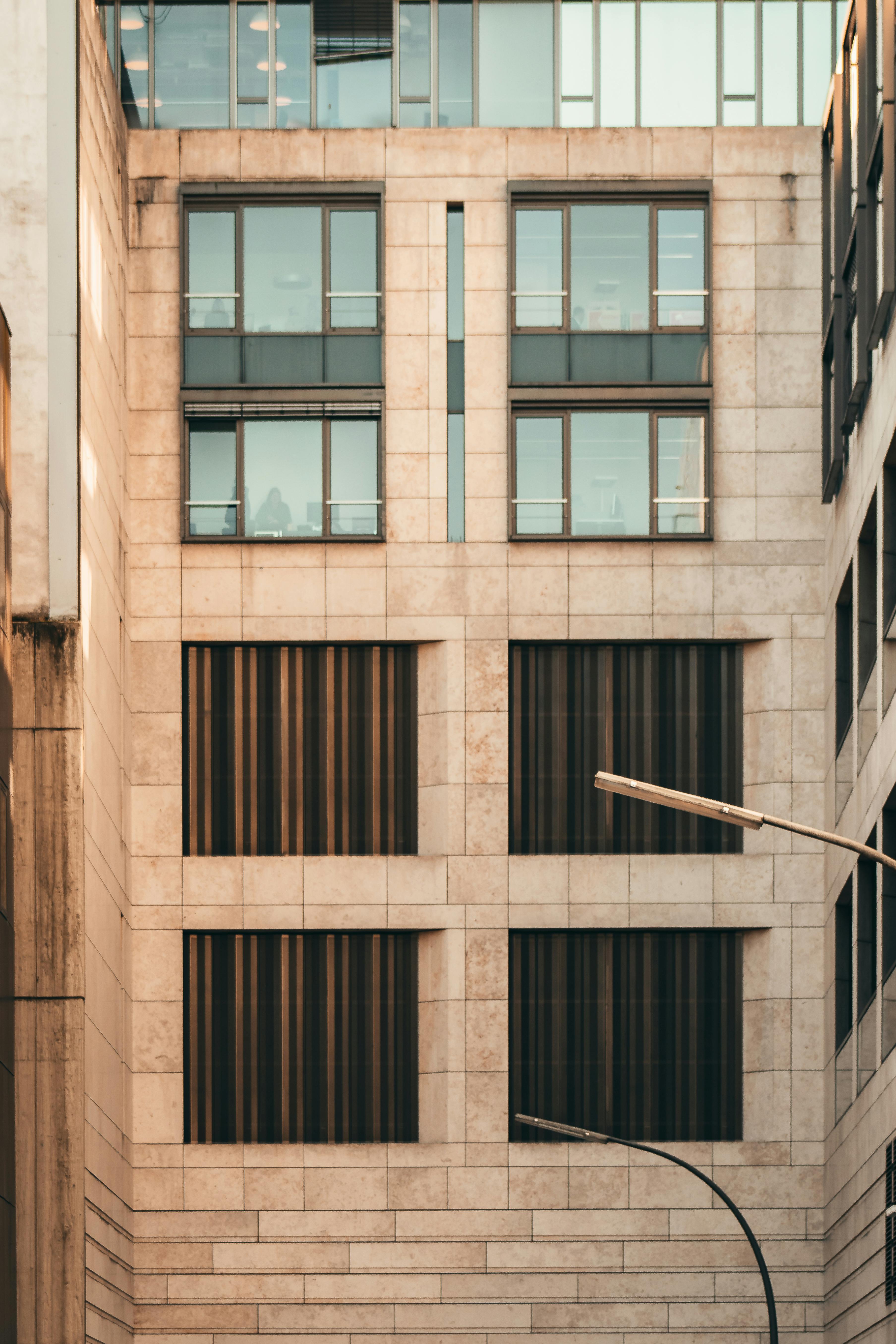 Blue and Gray Building · Free Stock Photo