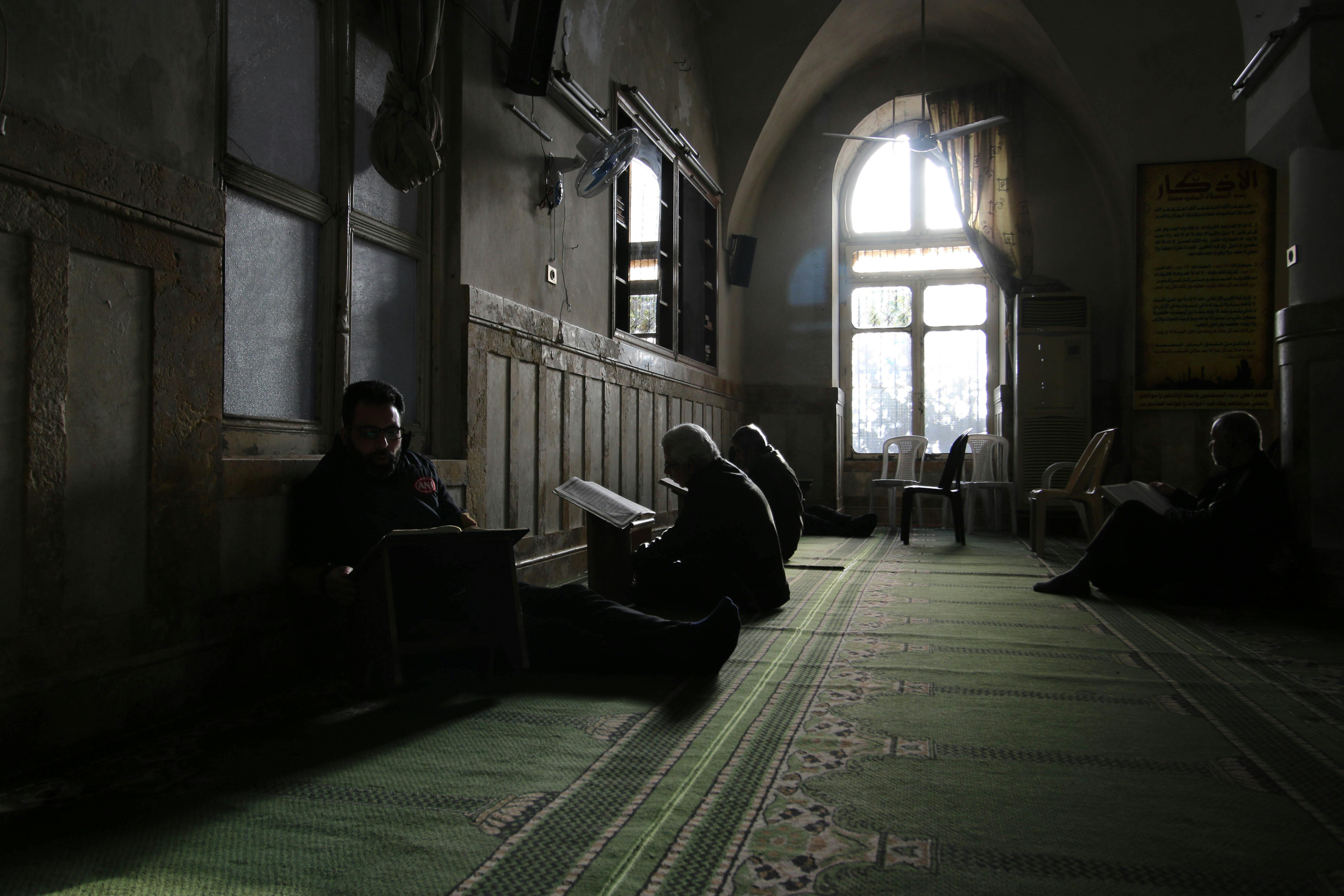 Islam Man Read Quran Photos, Download The BEST Free Islam Man Read ...