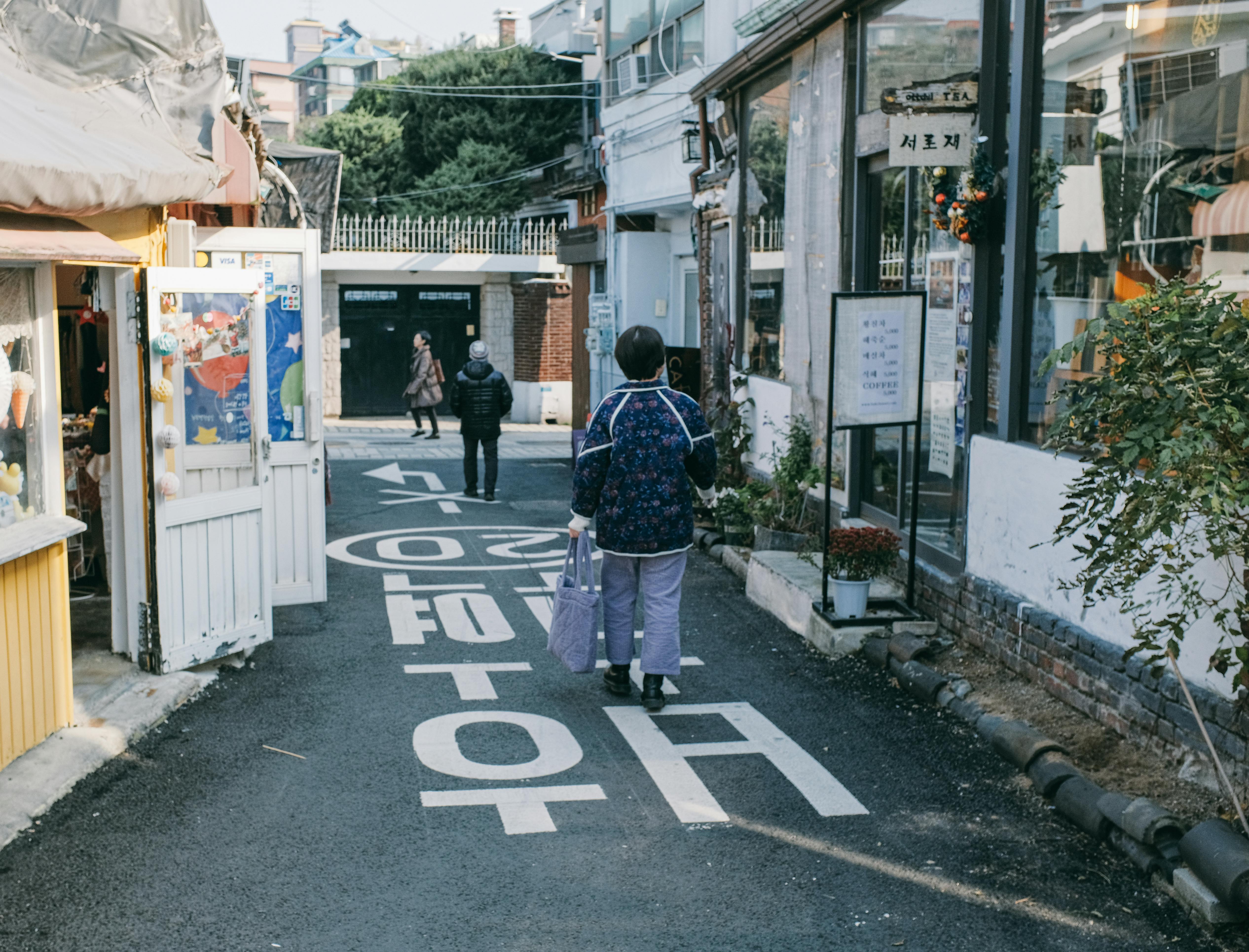 Pedestrian Street in a Korean City · Free Stock Photo