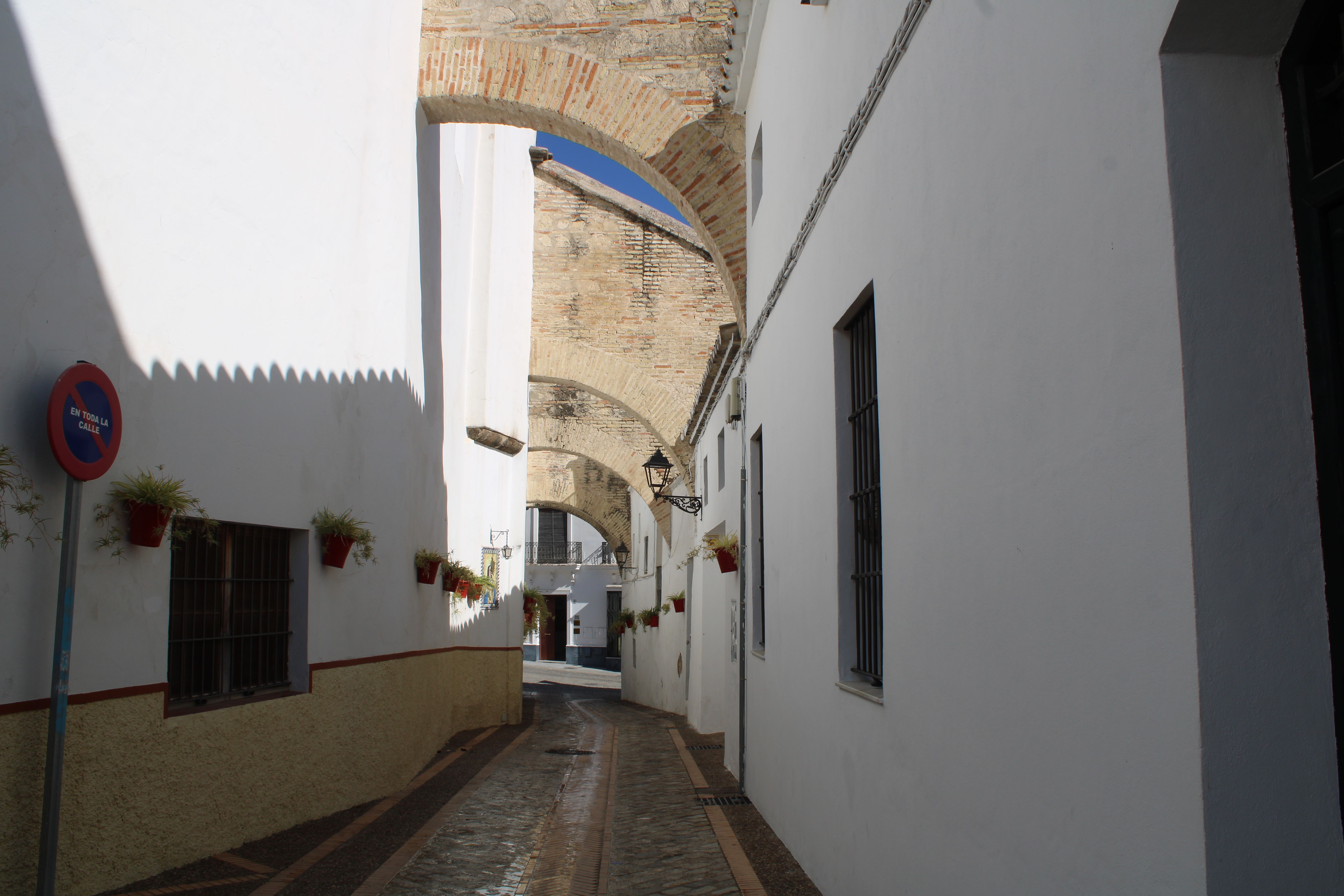 View of a Narrow Alley between White Buildings in a City · Free Stock Photo