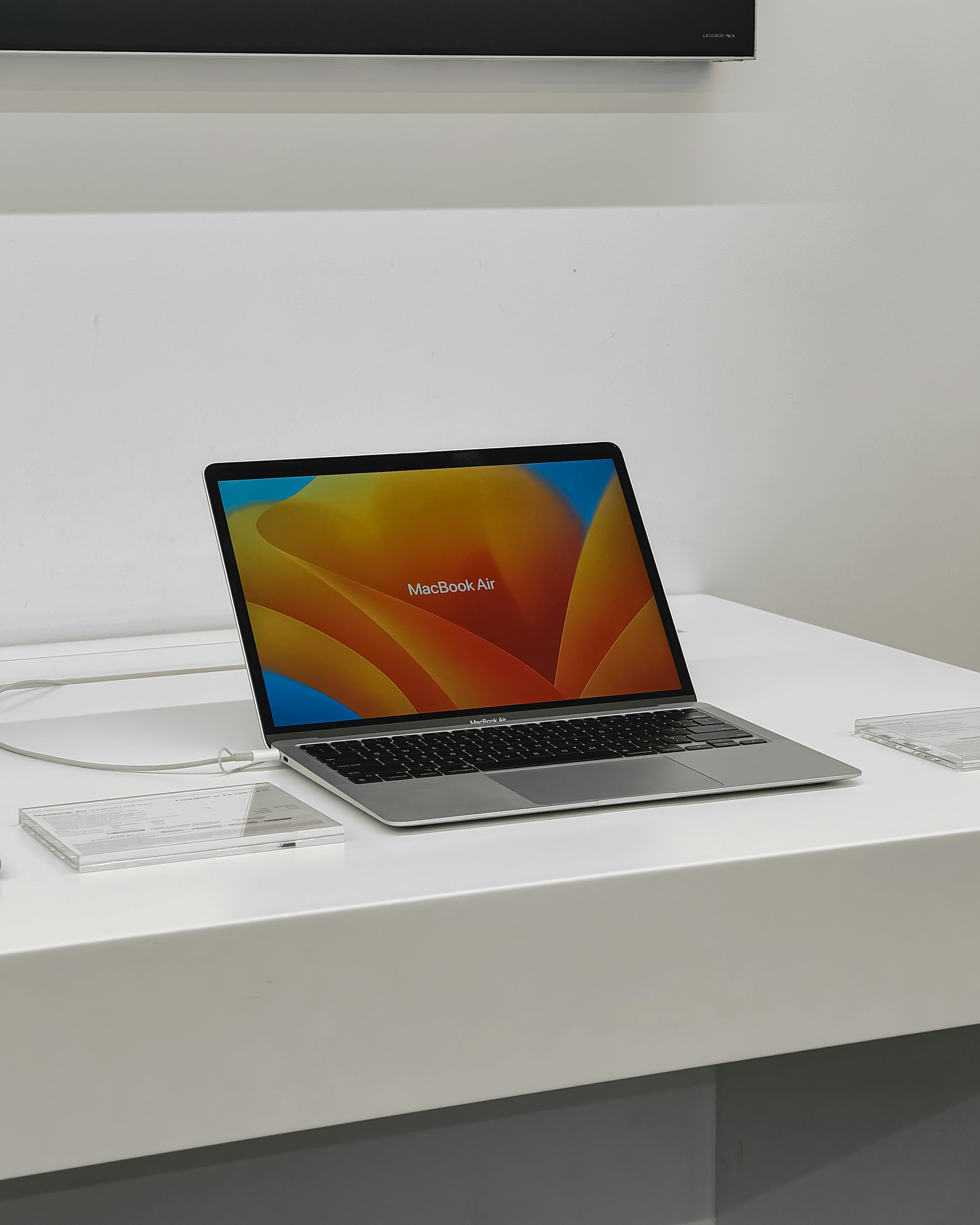 Laptop Apple Store Photos, Download The BEST Free Laptop Apple Store ...
