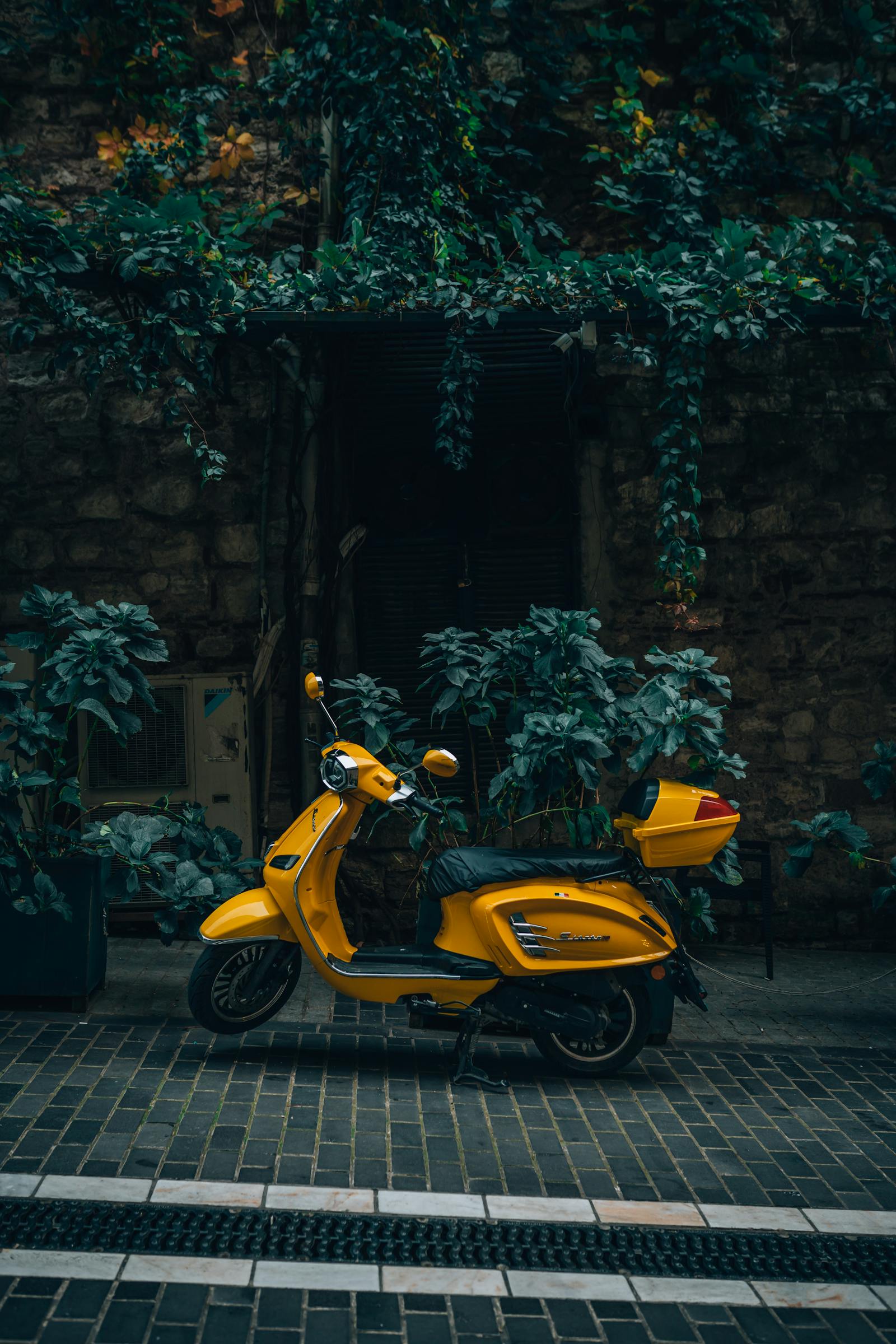 Vespa Background Photos, Download The BEST Free Vespa Background Stock ...