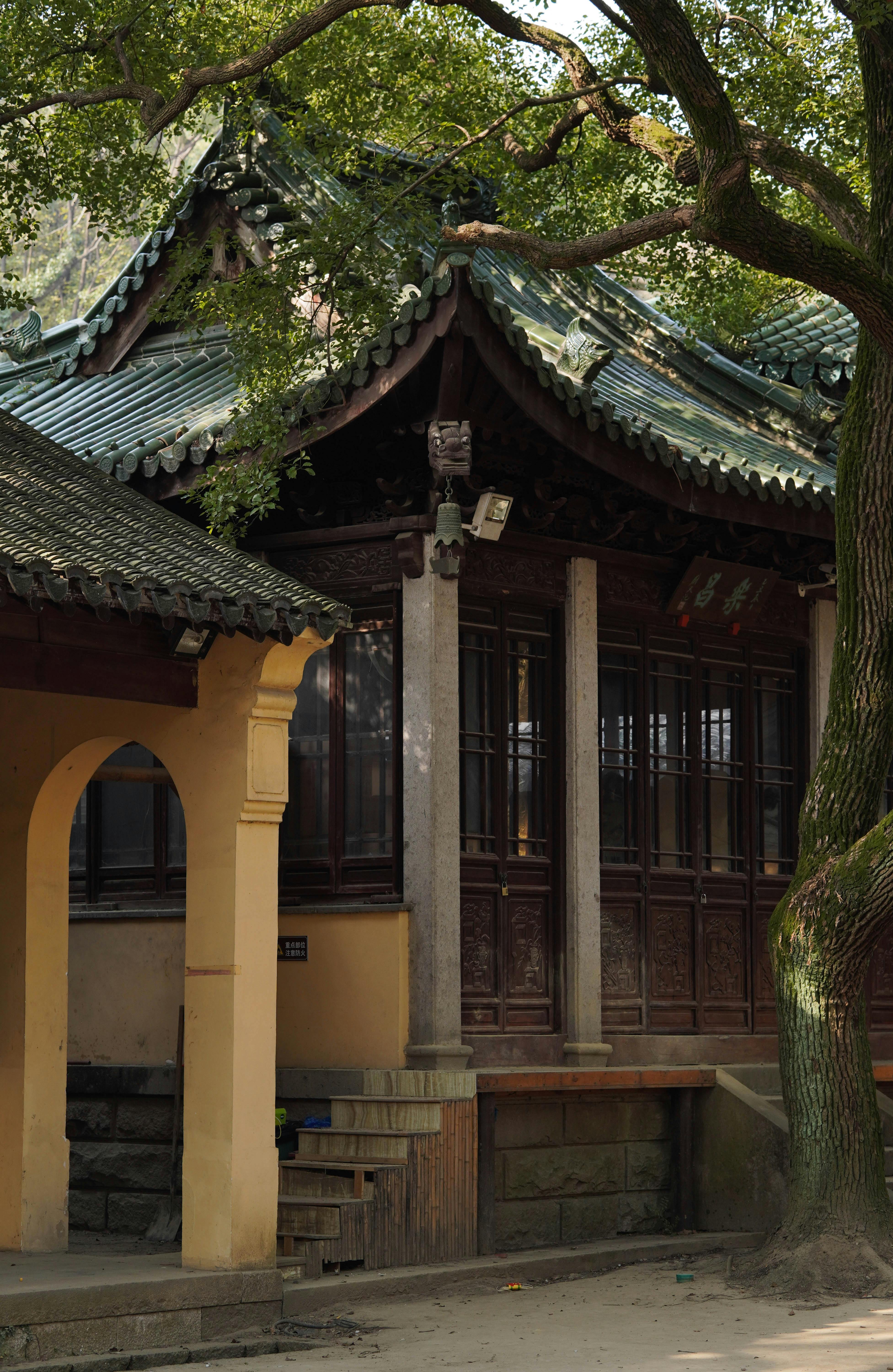 Traditional Buddhist Temple Building · Free Stock Photo