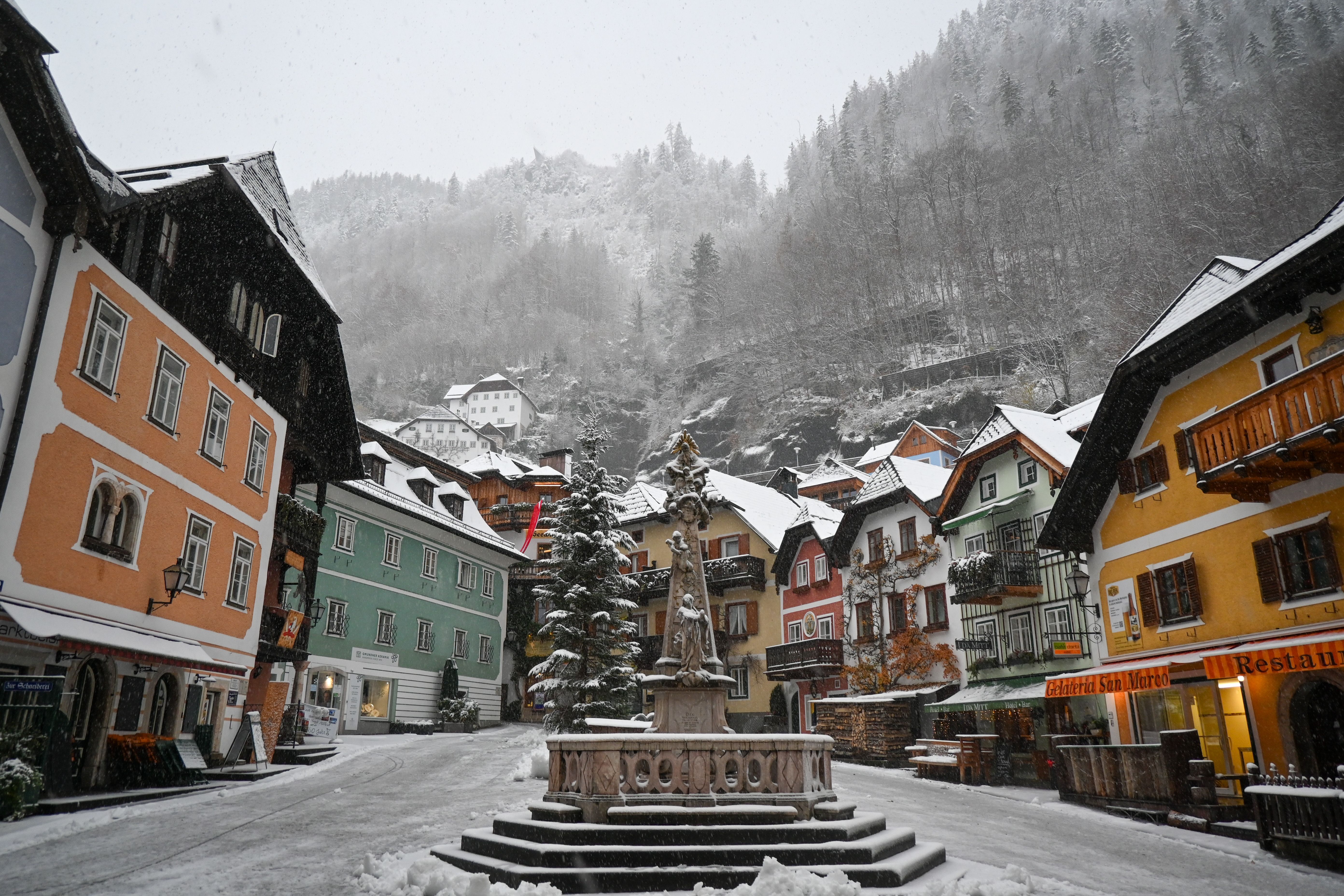 Town Square in Winter · Free Stock Photo