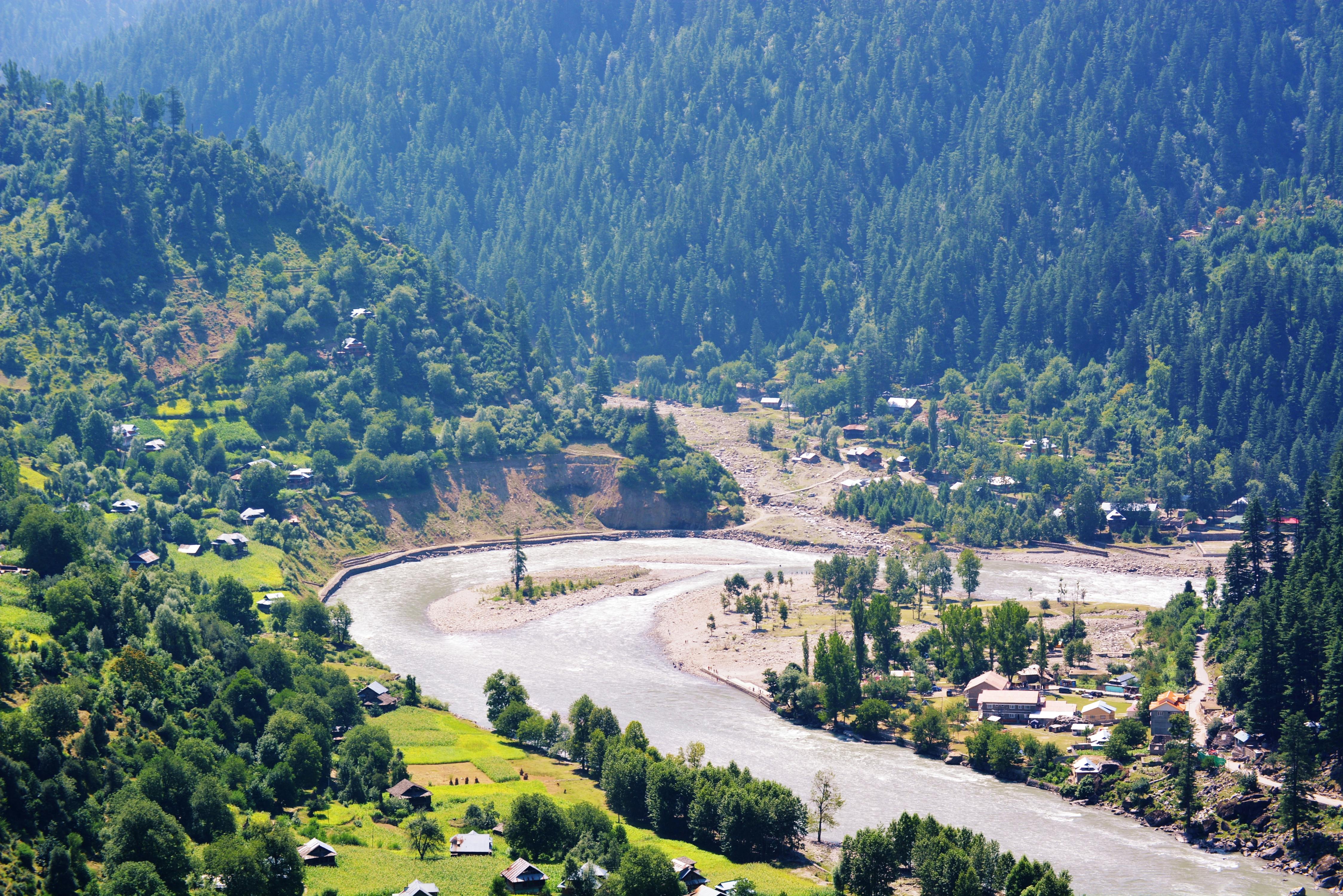 River in Valley · Free Stock Photo