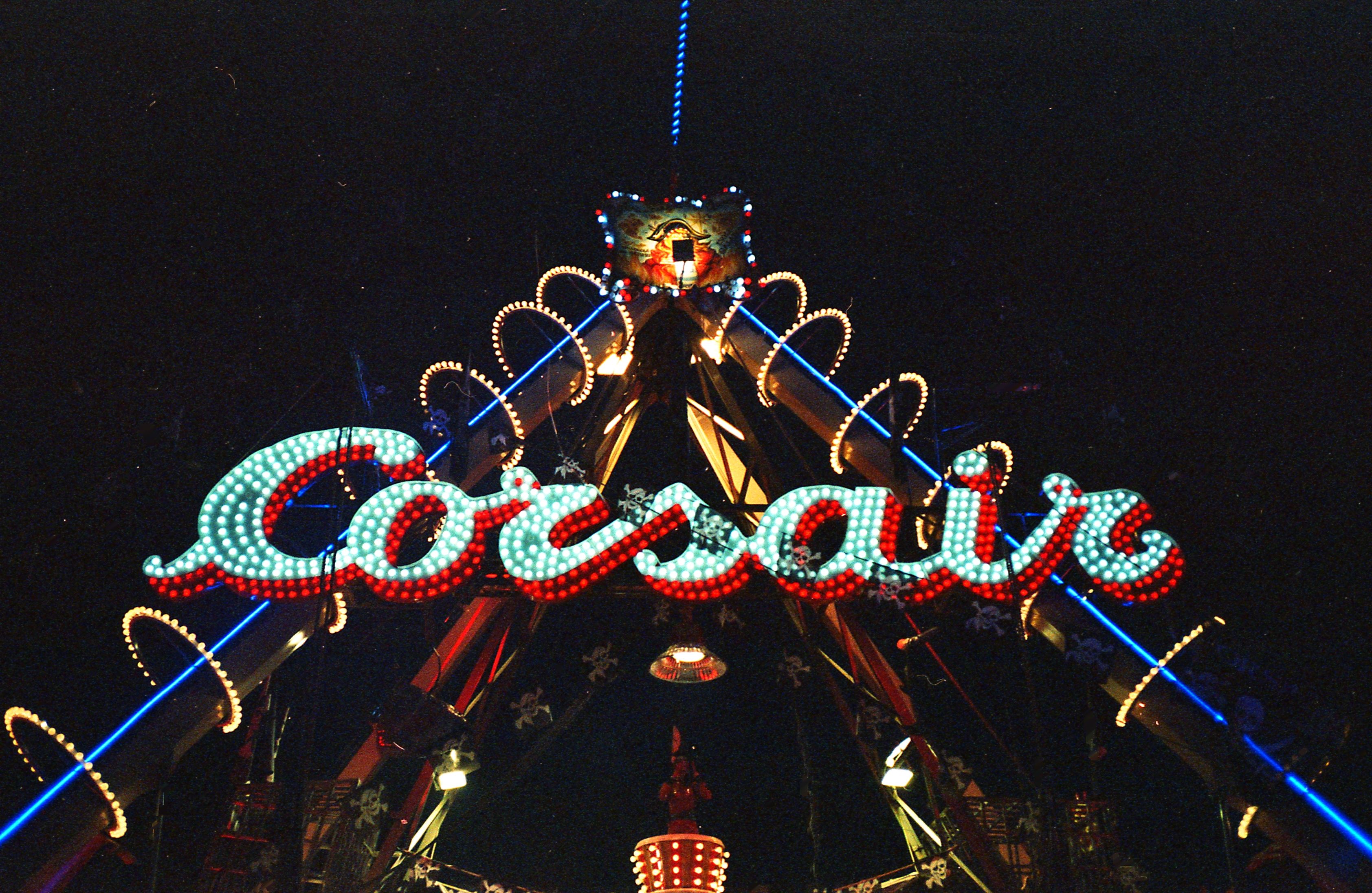 Light of Funfair over Entrance · Free Stock Photo