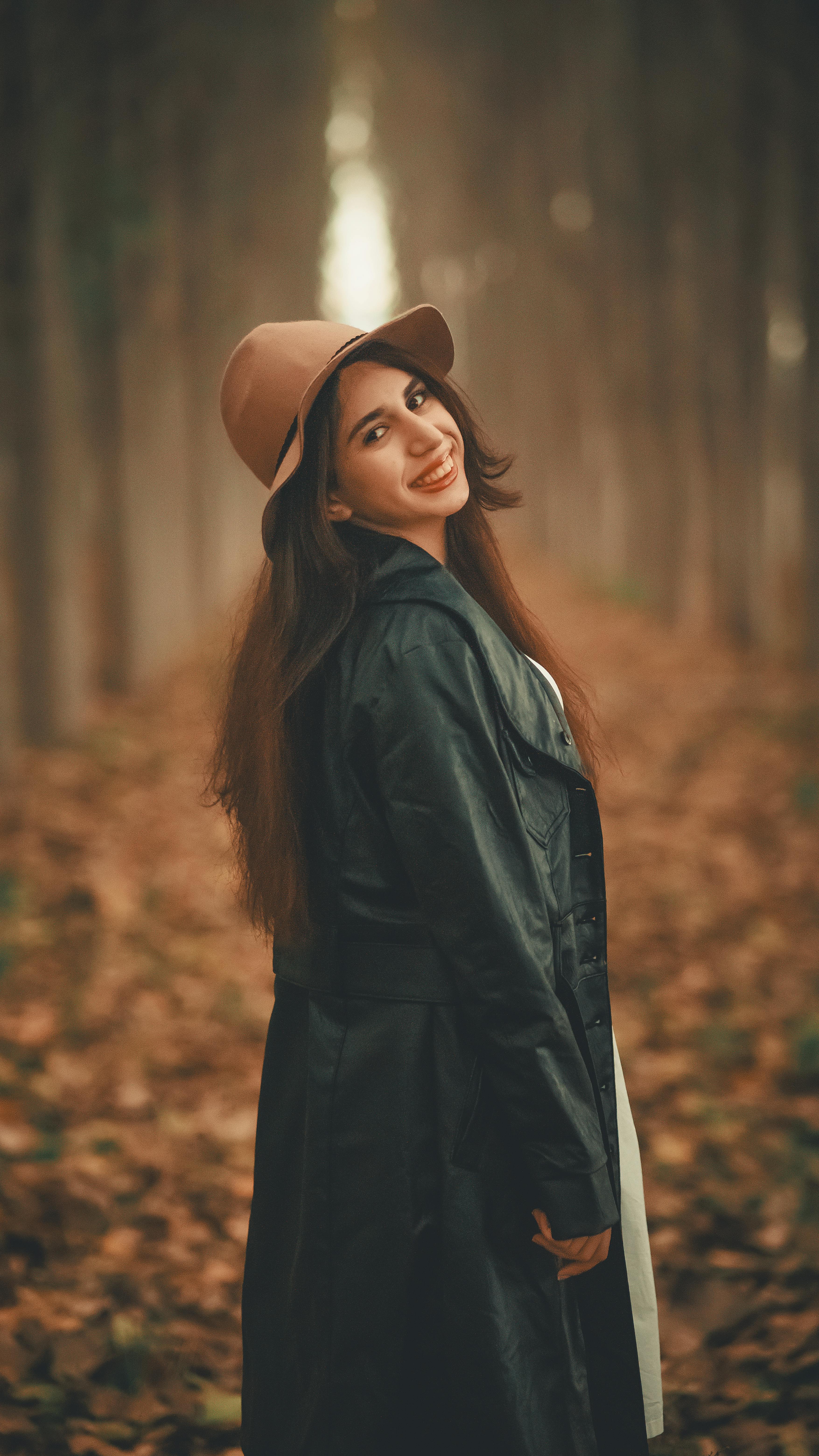 Donna Che Indossa Cappotto Nero · Immagine gratuita