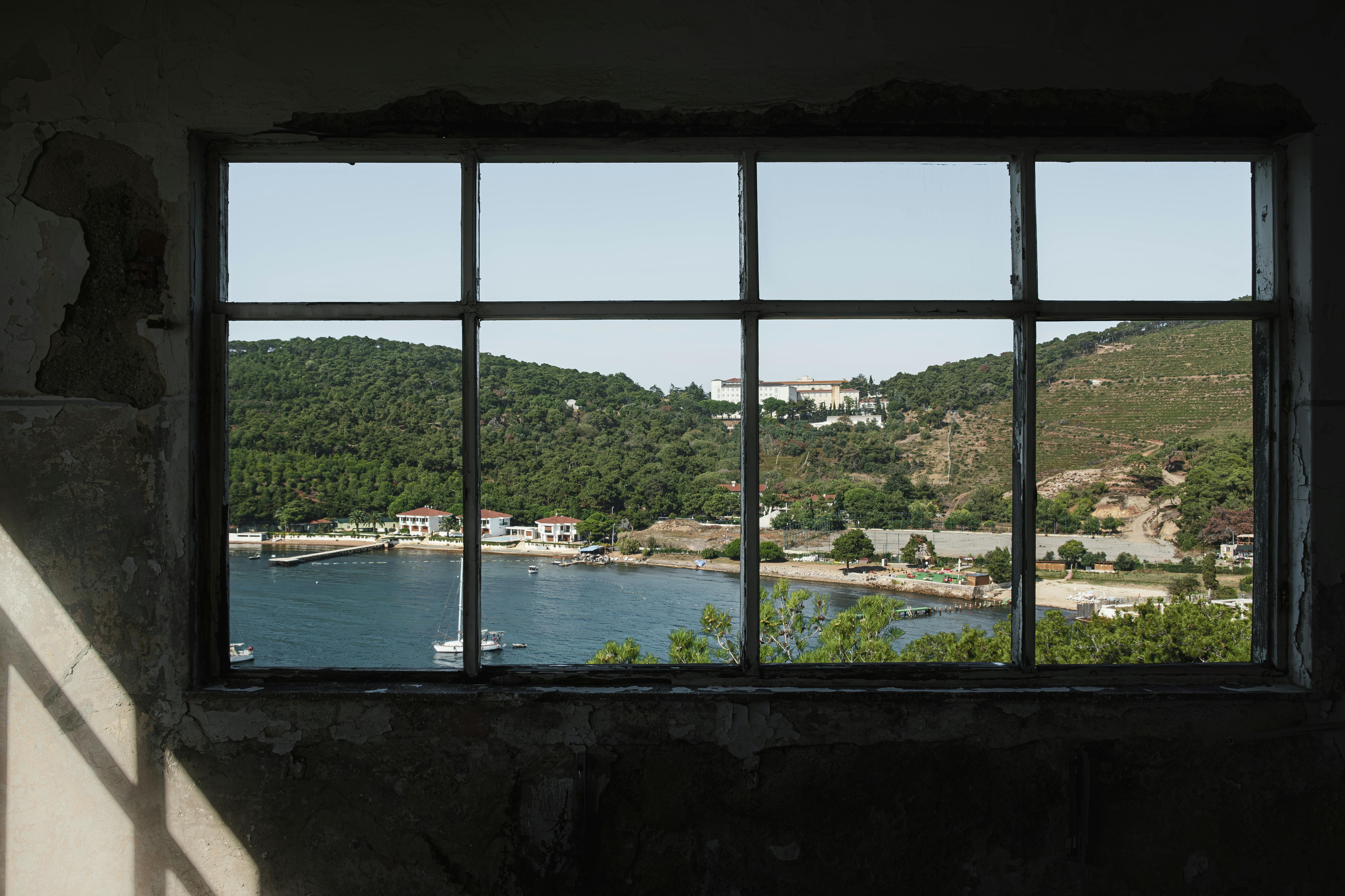 Windows and Sea Coast behind · Free Stock Photo