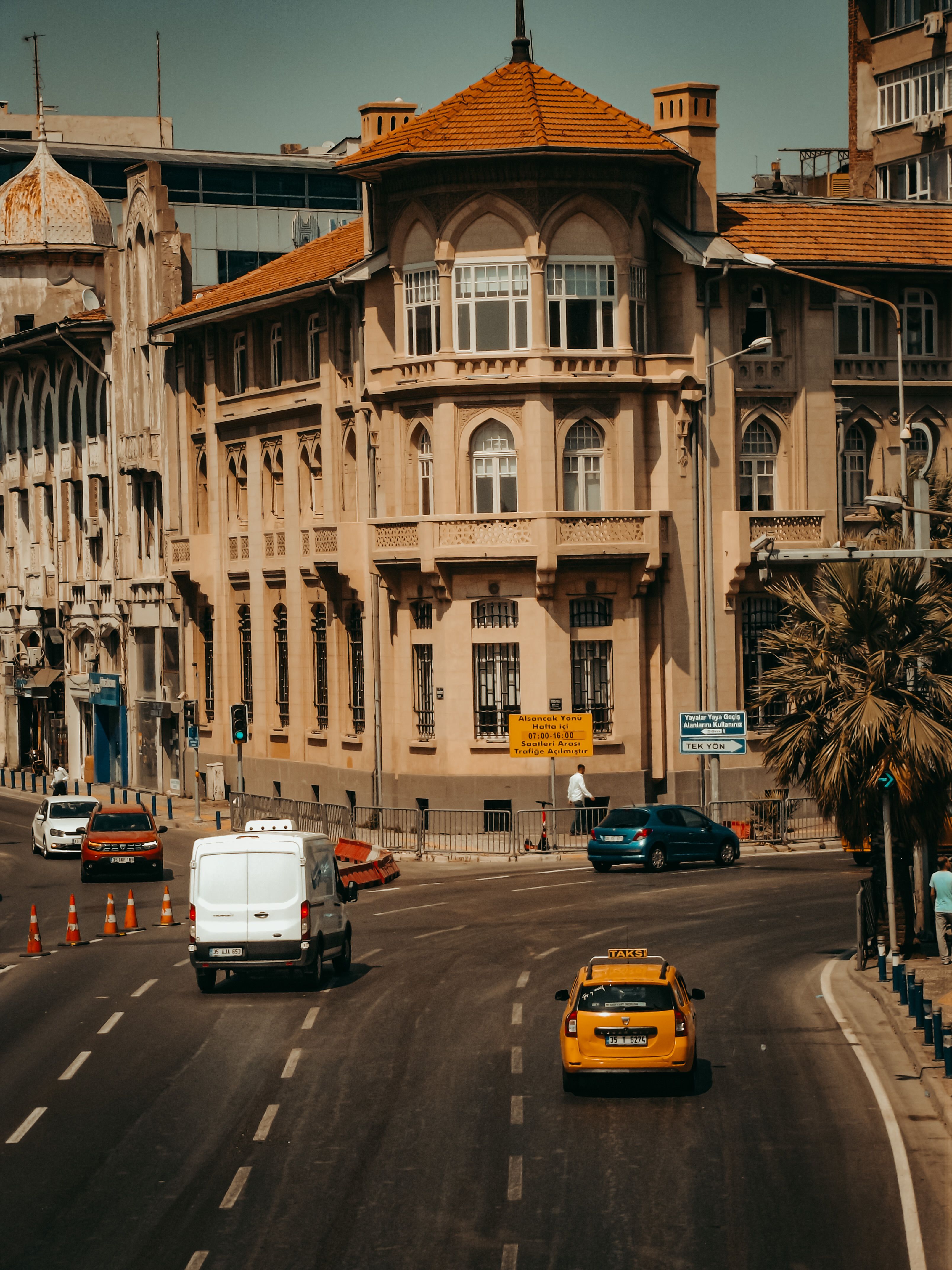 Elegant Corner Tenement in City · Free Stock Photo