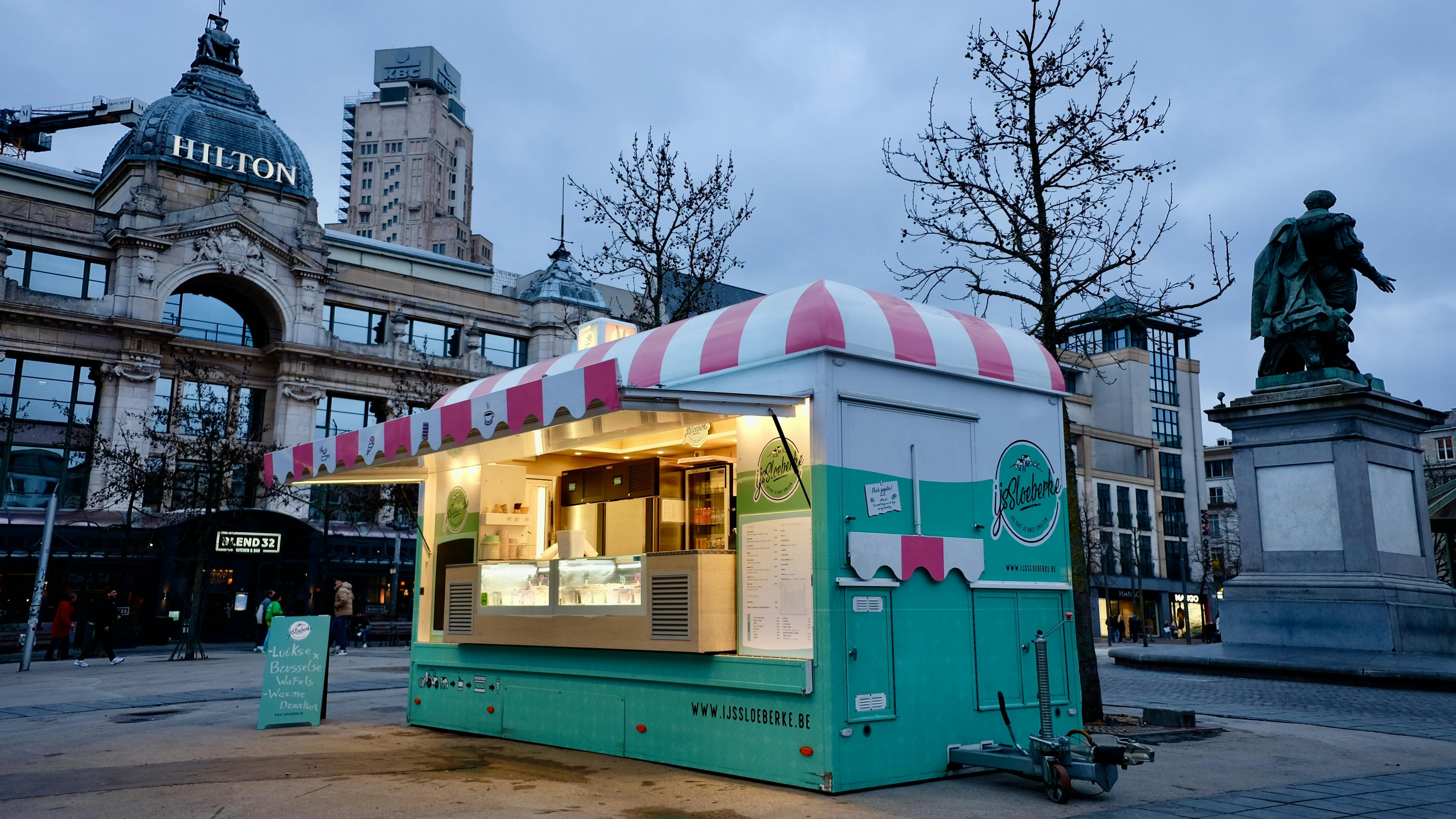 Food Stand near Ornamented Building in Town in Belgium · Free Stock Photo