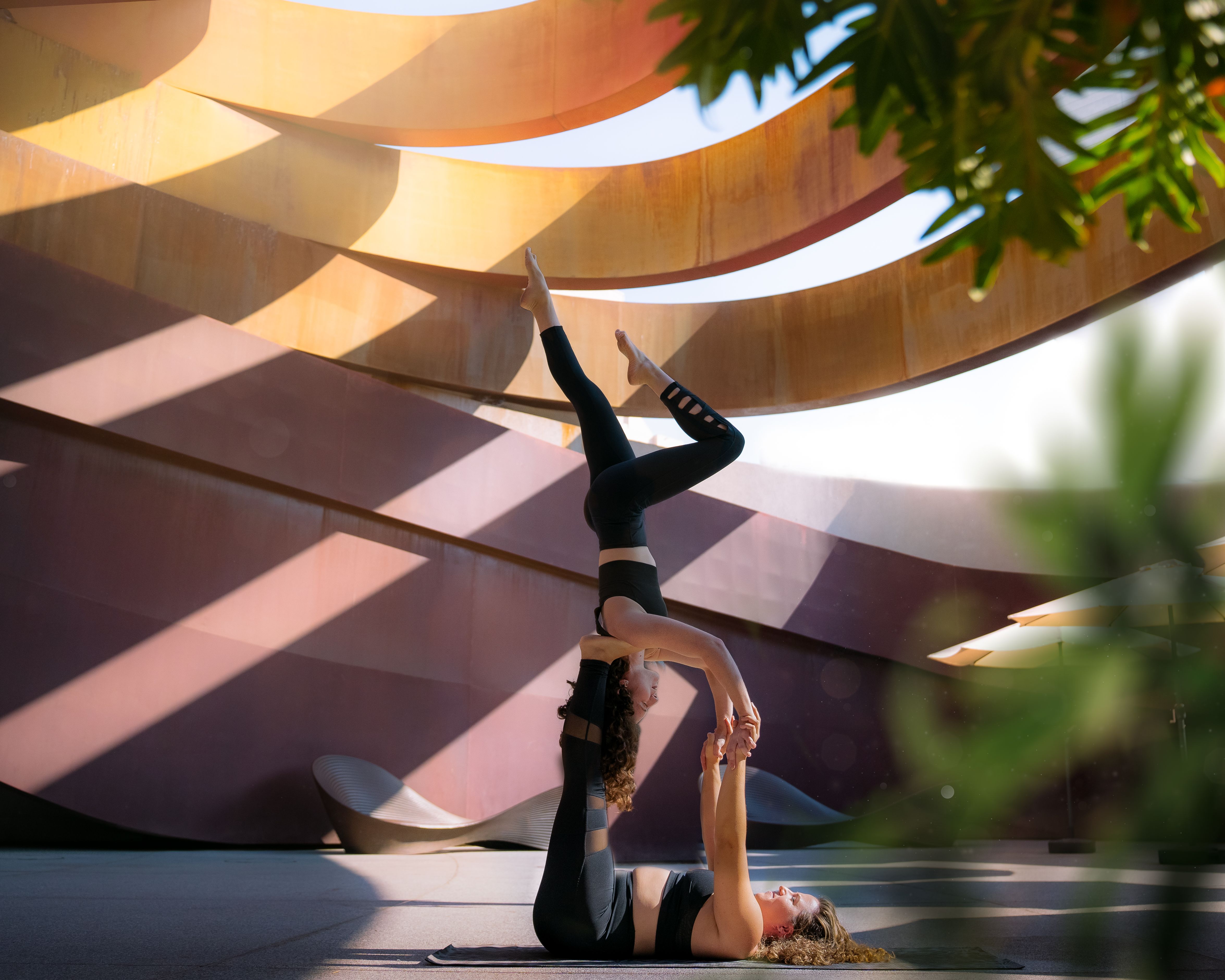 Acro Yoga Con Danza De Colores De Fuego. · Foto de stock gratuita