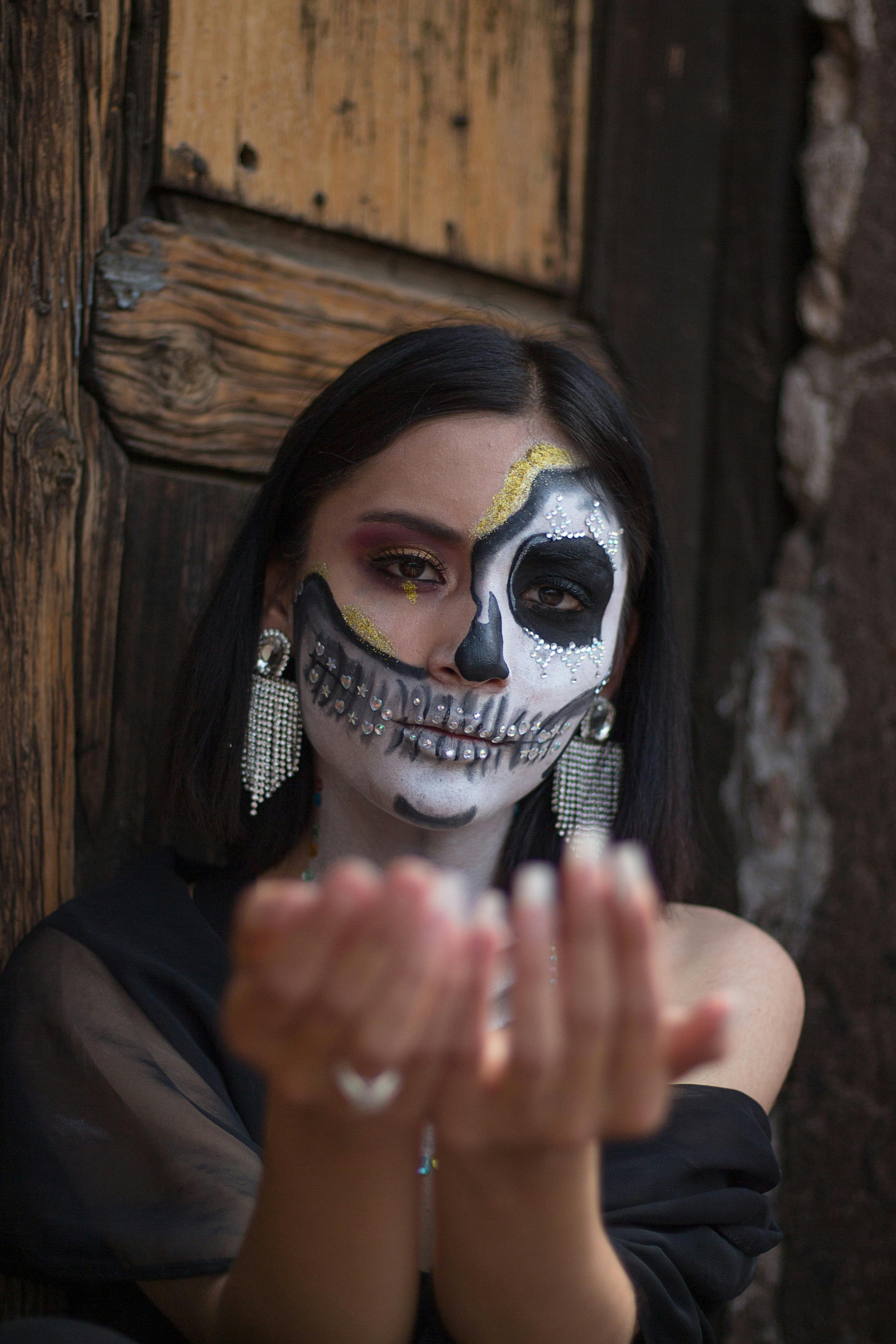 Catrina pintando con luz · Free Stock Photo