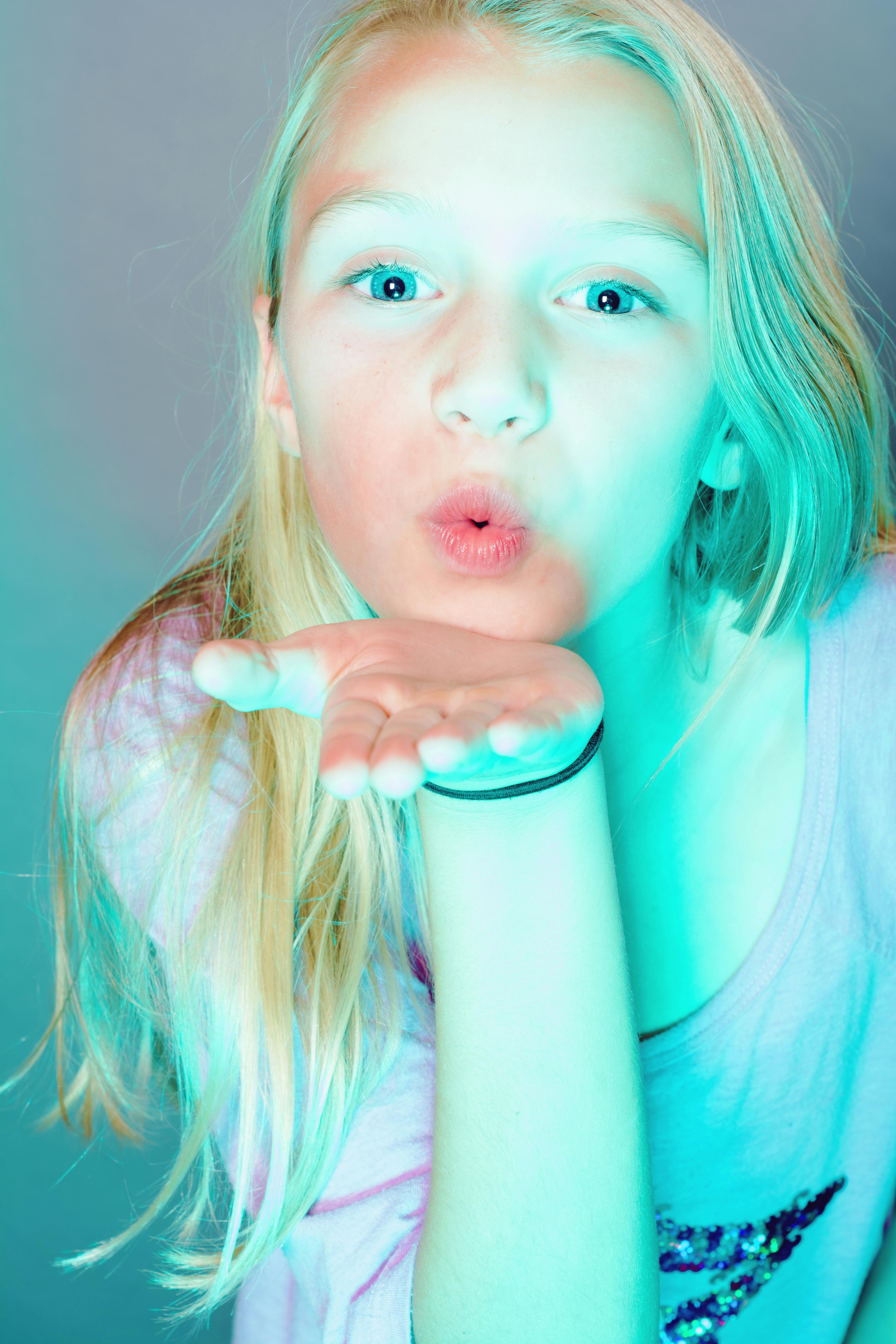 Bad Girl Blowing Kiss Photos, Download The BEST Free Bad Girl Blowing ...