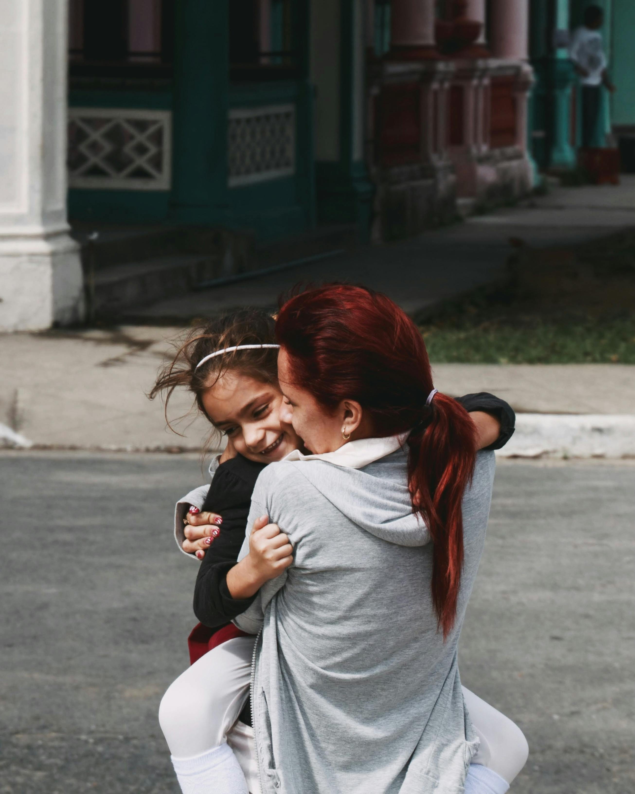 20.379+ Fotos y Imágenes de Abrazar Gratis · Banco de Fotos Gratis