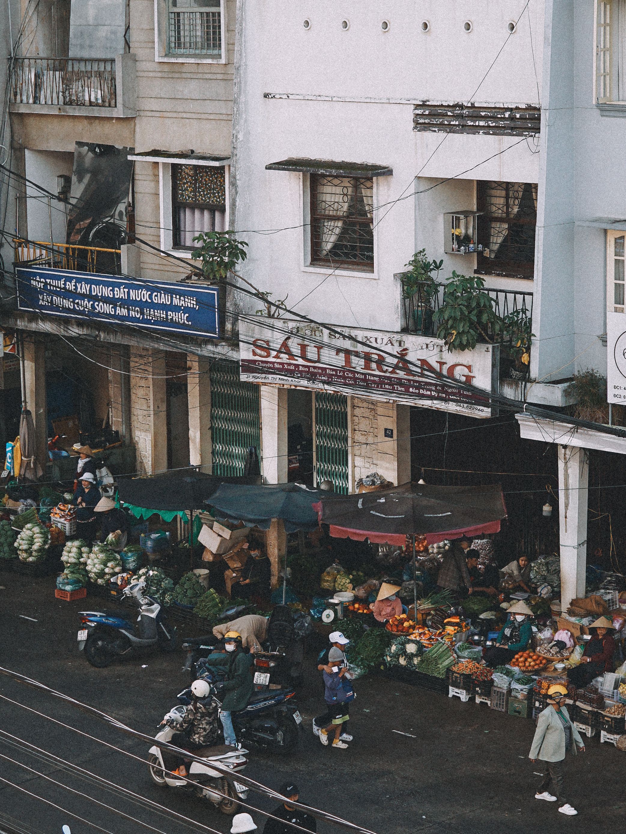 Bazaar on Street in City in Vietnam · Free Stock Photo
