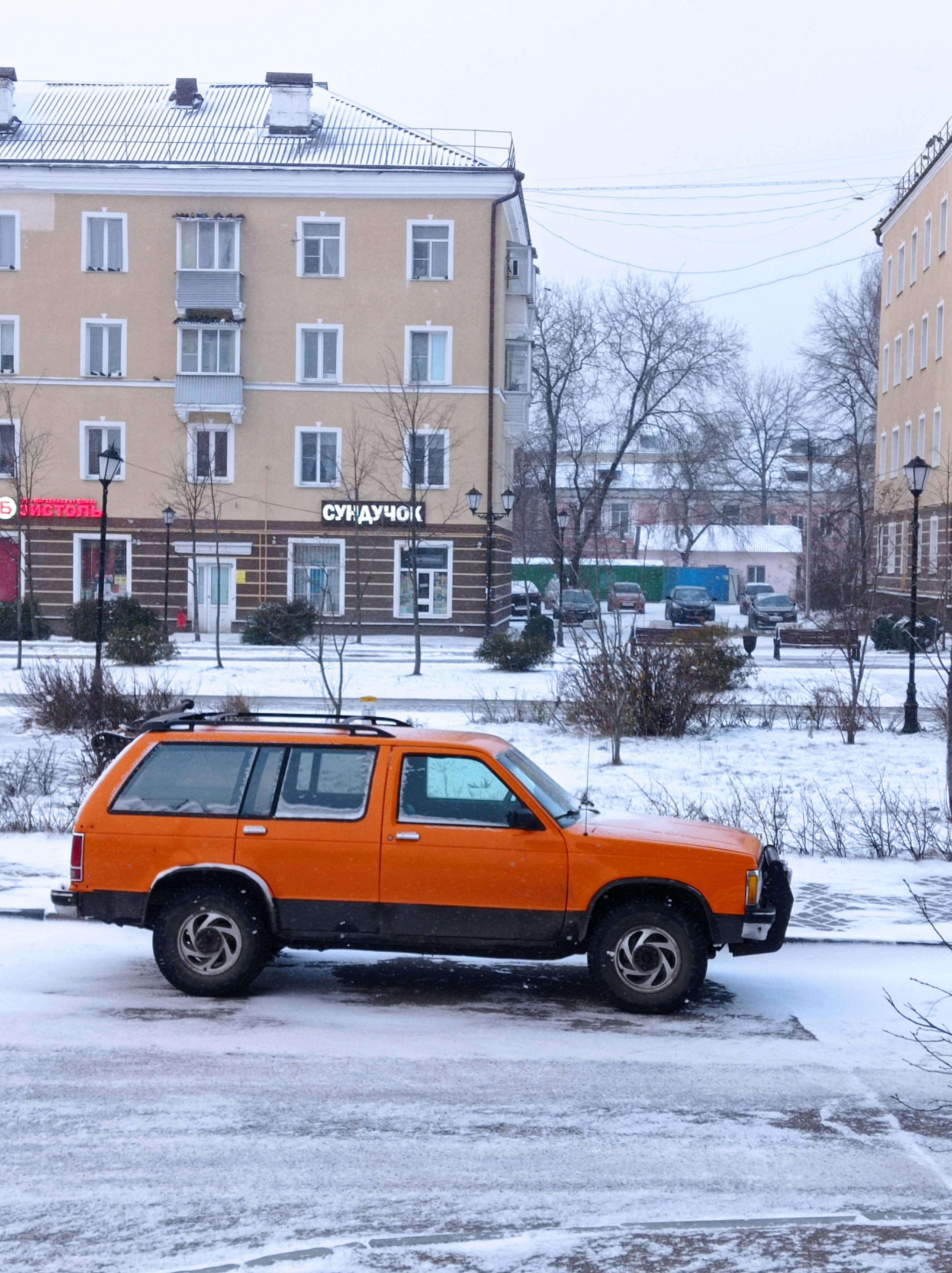 Orange Chevrolet S10 Blazer Tahoe in Town in Winter · Free Stock Photo