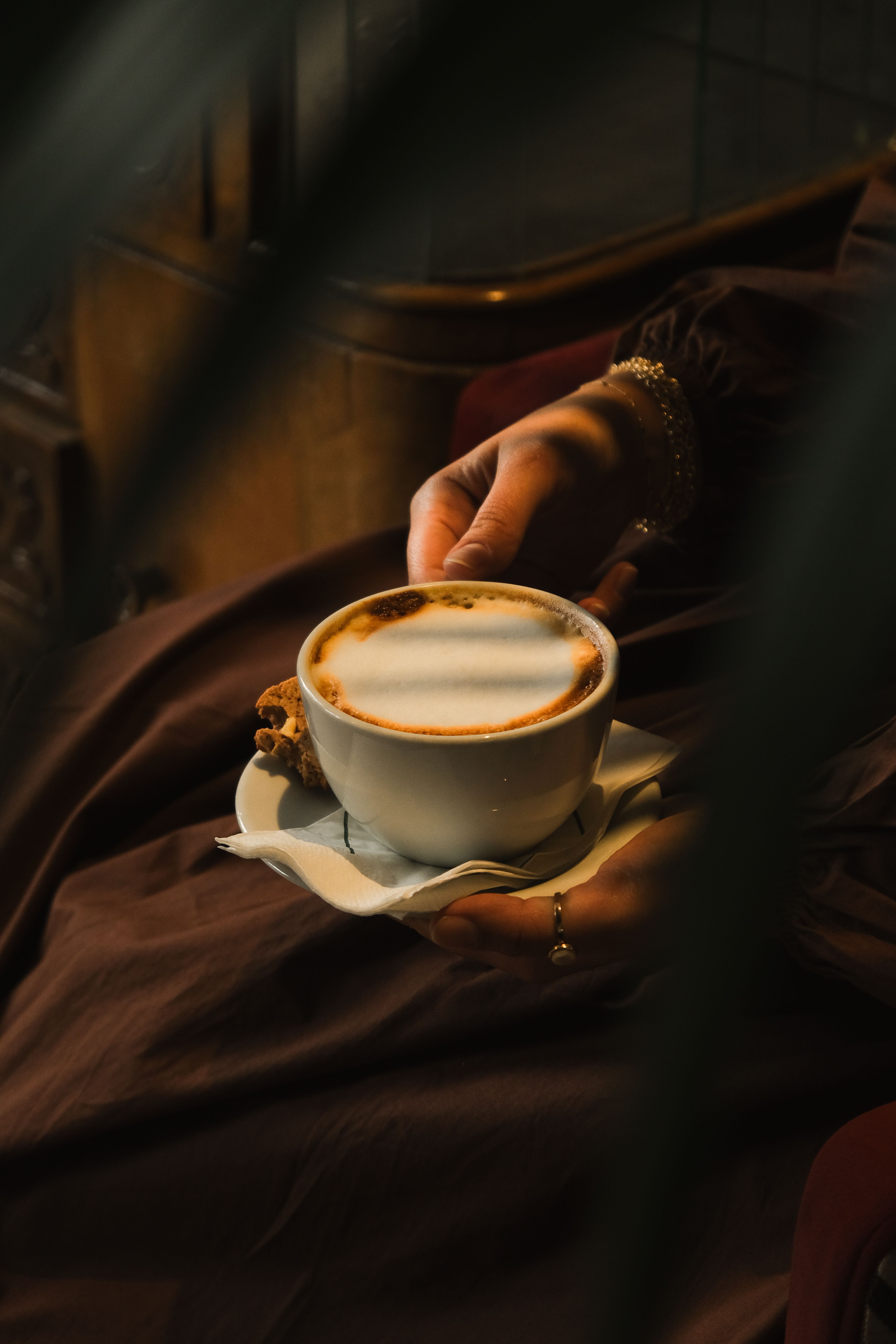 Mujer Sosteniendo Una Taza Con Café Sentado En El Escritorio · Foto de ...