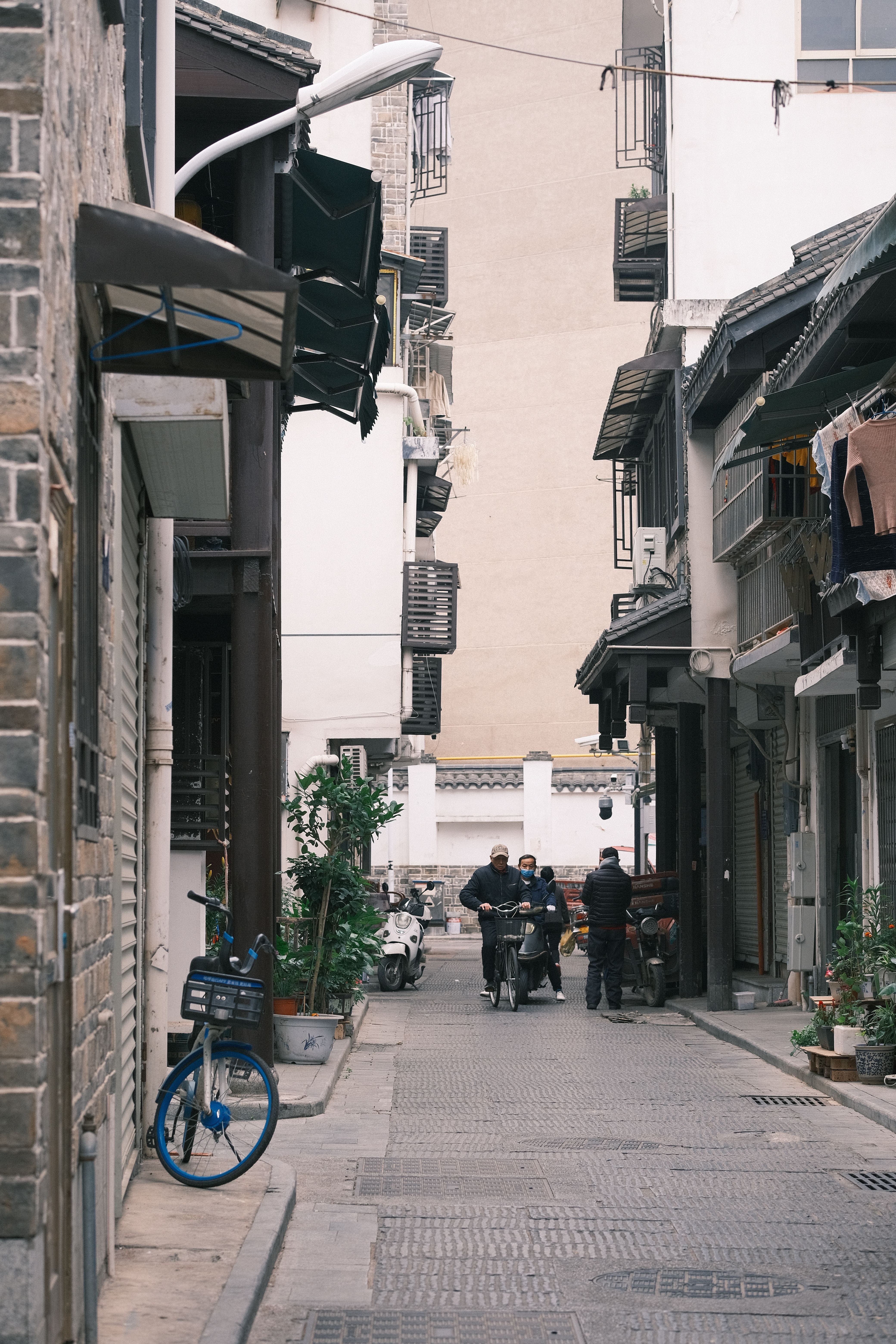 Street between Residential Buildings · Free Stock Photo