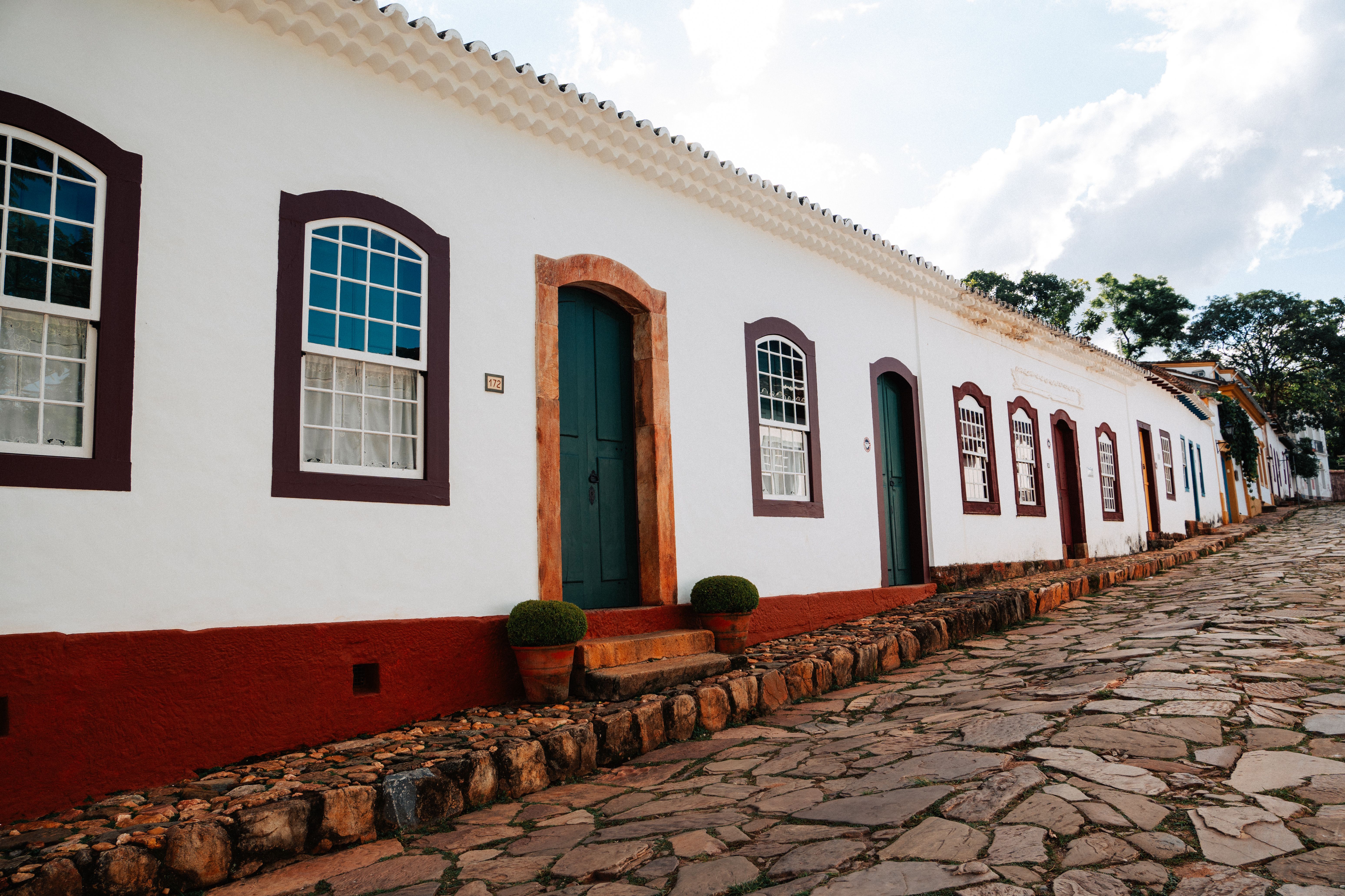 White Building by Street in Tiradentes in Brazil · Free Stock Photo